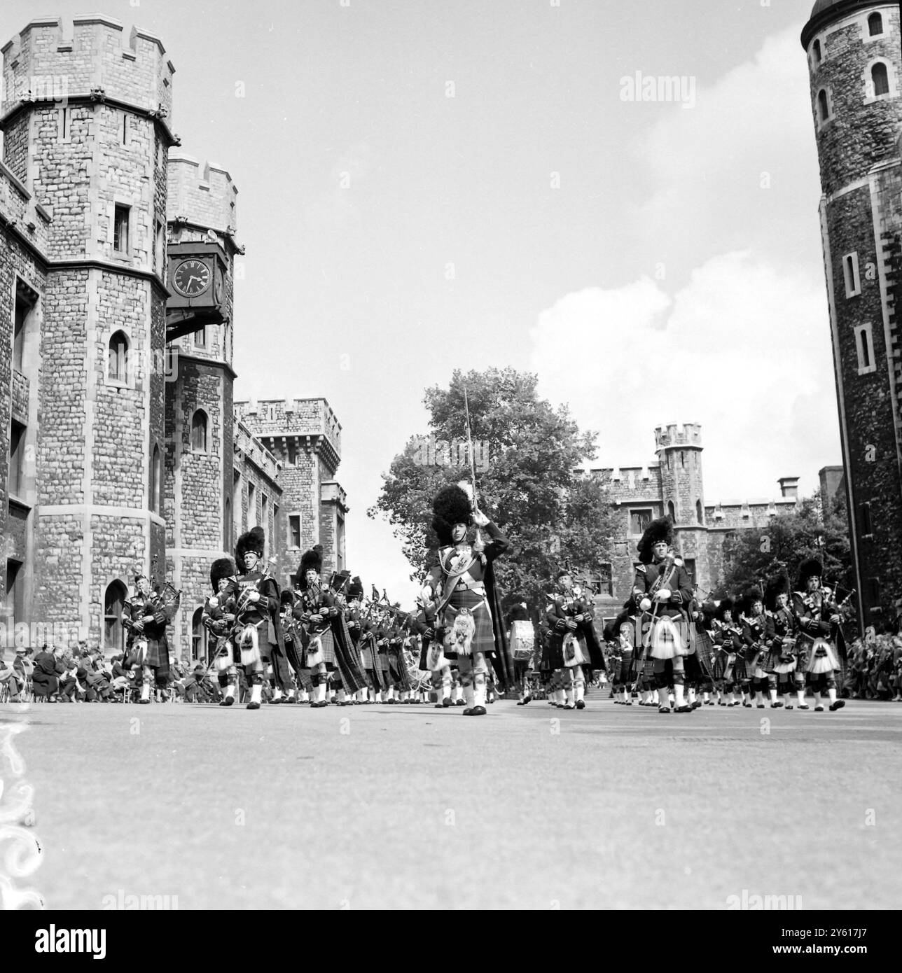 BAND SCOTTISH BRIGADE TOWER LONDON 10 JULY 1960 Stock Photo - Alamy