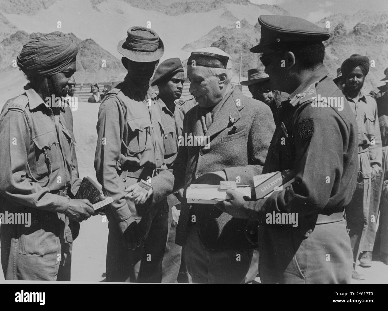 7 soldiers Black and White Stock Photos & Images - Alamy