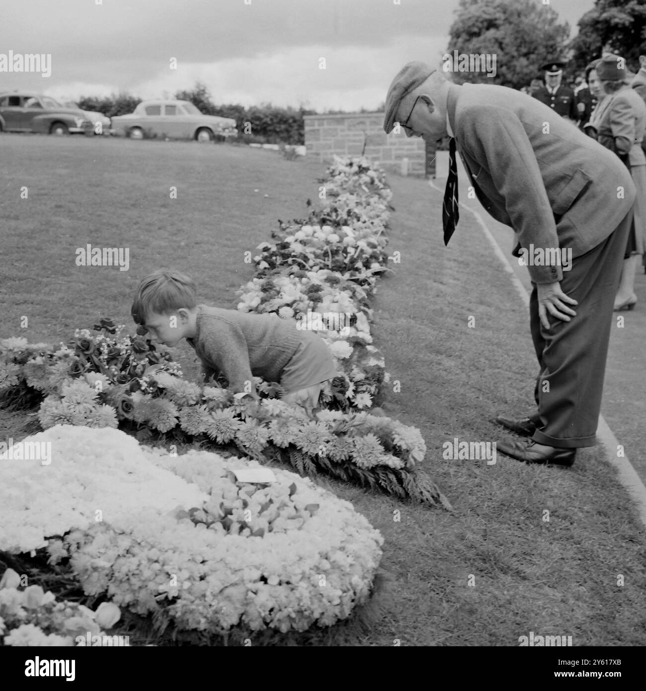LEWIS RICHARD BEVANS FUNERAL SMELLS WREATH / 8 JULY 1960 Stock Photo ...