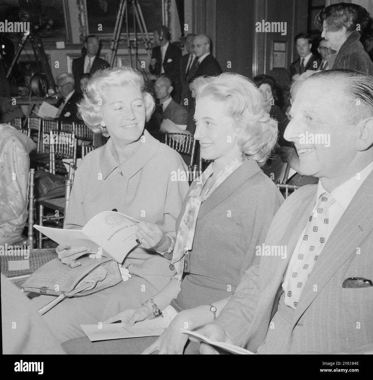 MICHAEL WILDING'S WIFE AT CHRISTIES AUCTION / 5 JULY 1960 Stock Photo ...