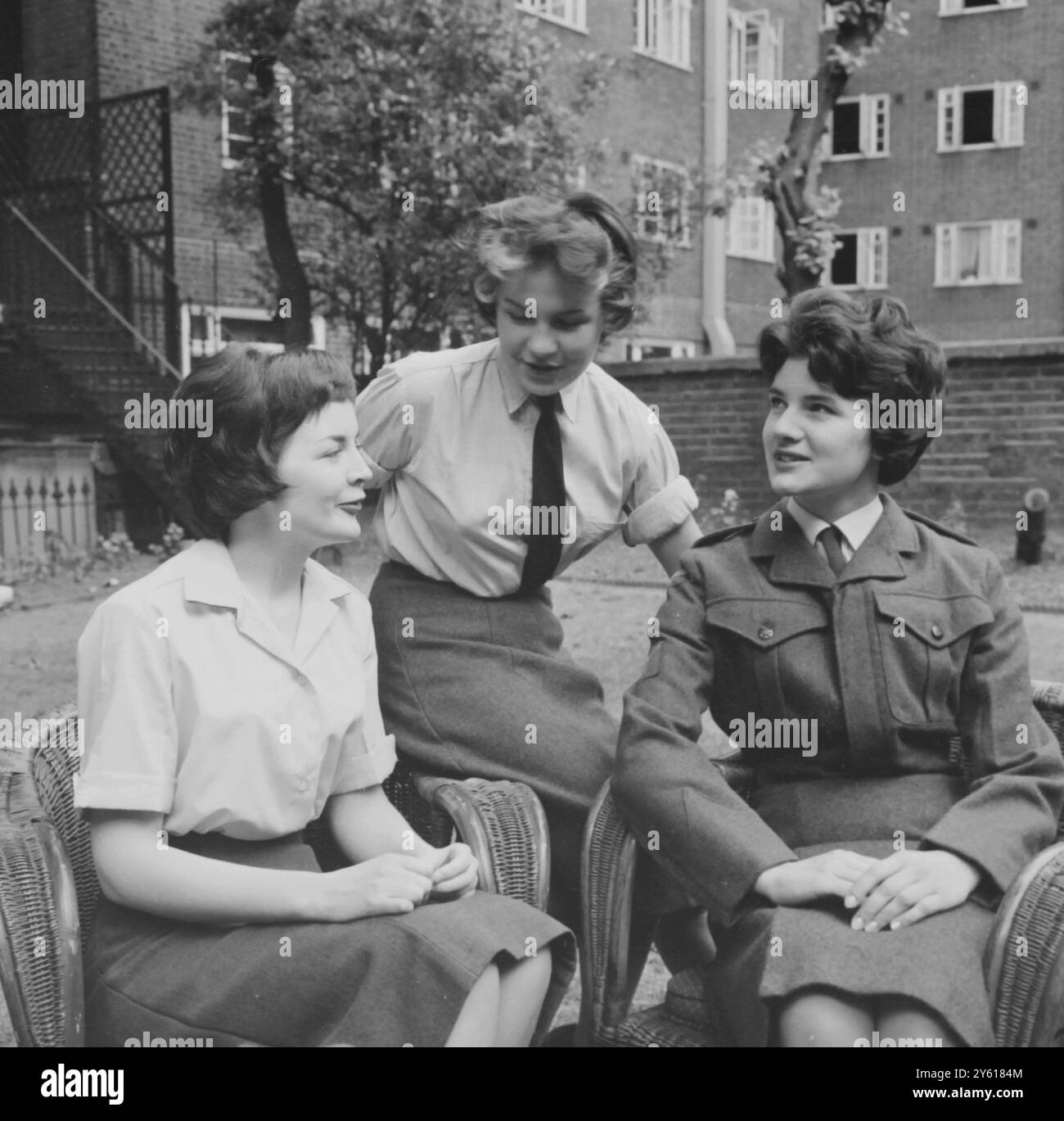 MOIRA HUNTER WRAF MODEL NEW UNIFORM / 7 JULY 1960 Stock Photo - Alamy