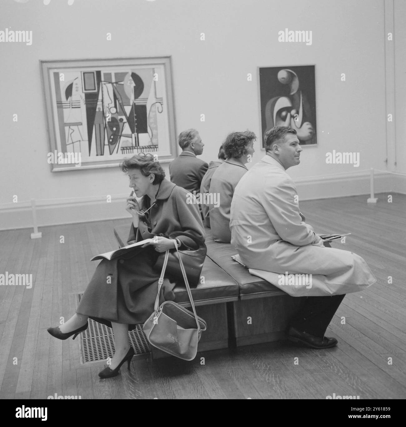 TATE GALLERY IN LONDON - PICASSO EXHIBITION 5 JULY 1960 Stock Photo - Alamy