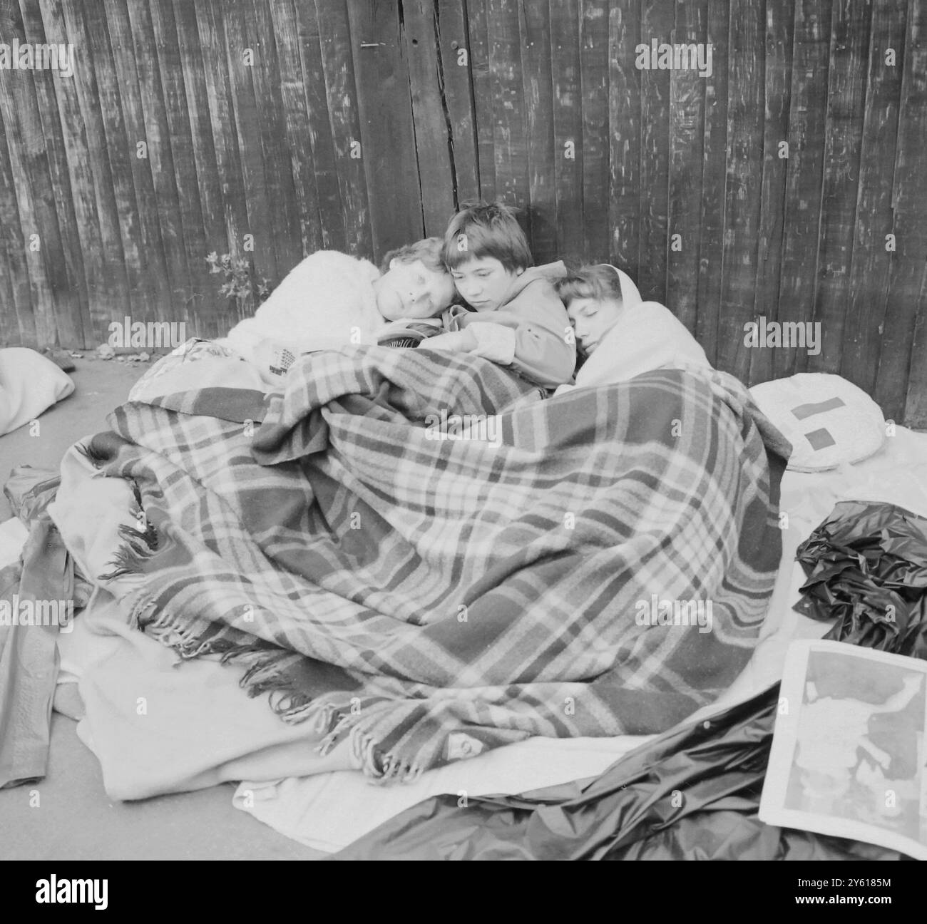JANET AMOS WITH PAT COLLIN WAITING FOR WIMBLEDON 6 JULY 1960 Stock ...