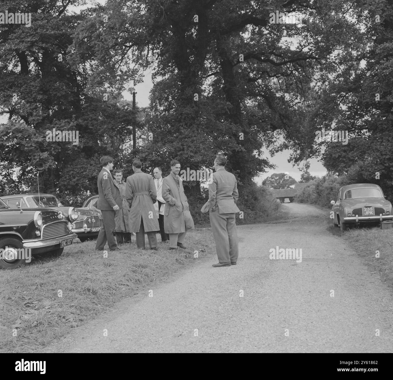 NEWSPAPER NEWSPAPERMEN WAIT OUTSIDE MR BEVANS HOUSE AFTER DEATH 6 JULY ...