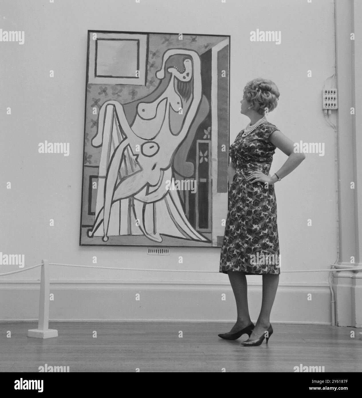 TATE GALLERY IN LONDON - PICASSO EXHIBITION 5 JULY 1960 Stock Photo - Alamy