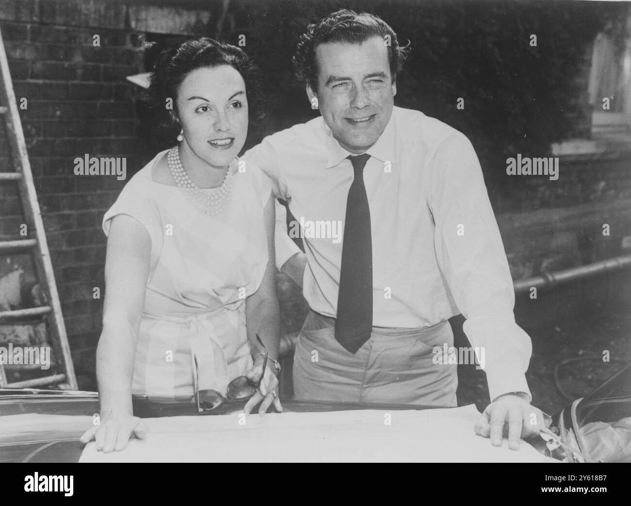 FILM STAR RICHARD GREENE WITH FIANCE BEATRICE SUMMERS IN IRELAND / 5 JULY 1960 Stock Photo - Alamy