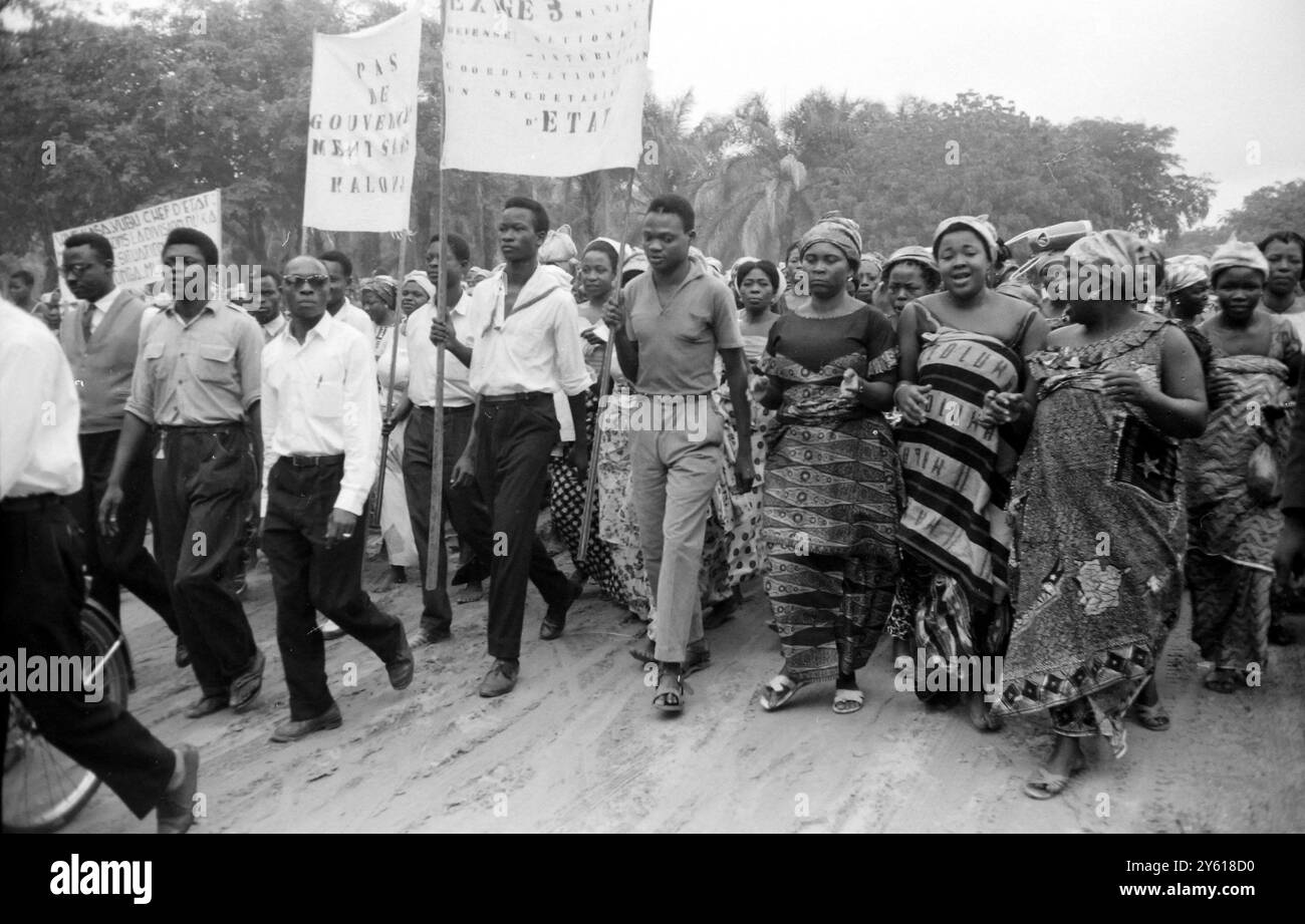 INDEPENDENCE TRIBESMEN AND WOMEN OUTSIDE THE PARLIAMENT - LEOPOLDVILLE ...
