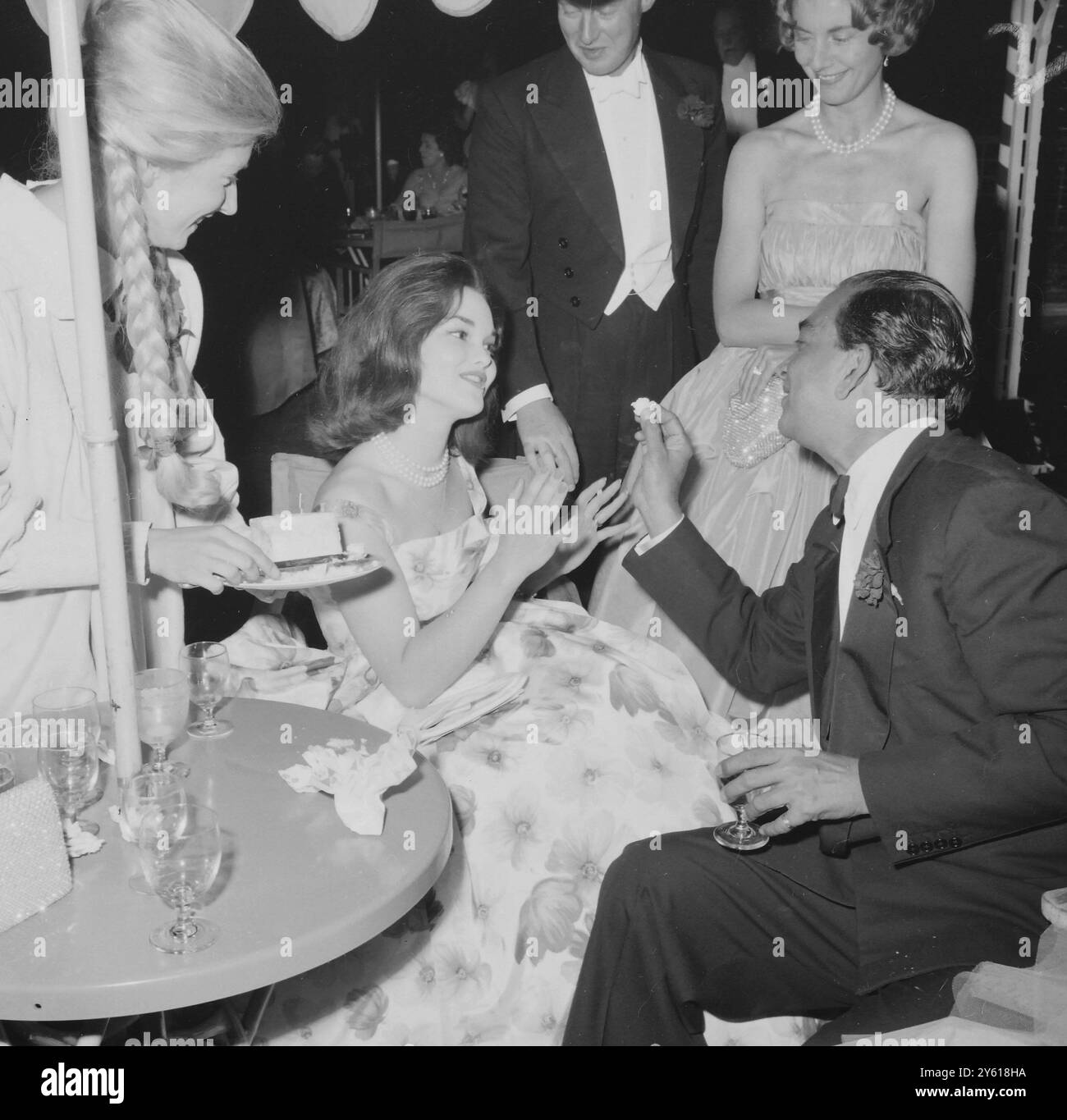 MARYLYN HARDY WITH HENRIETTA TIARKS AND MAHARJA OF JAIPUR AT PAUL GETTY ...