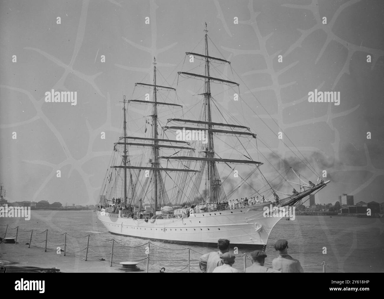 US NAVY SHIP LIES AT ANCHOR 1 JULY 1960 Stock Photo - Alamy