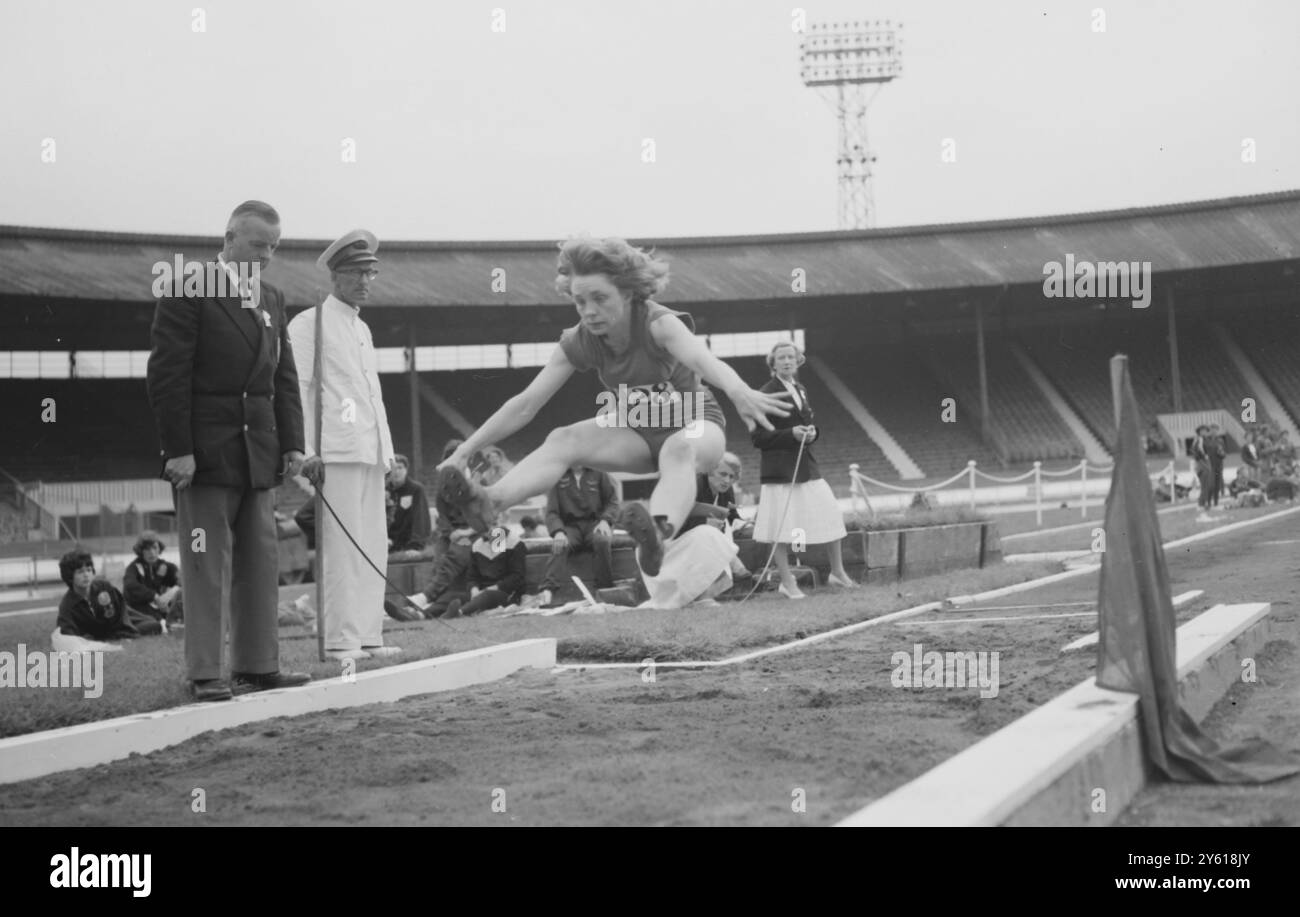 SHEILA HOSKINS AT THE WHITE CITY STADIUM 1 JULY 1960 Stock Photo - Alamy