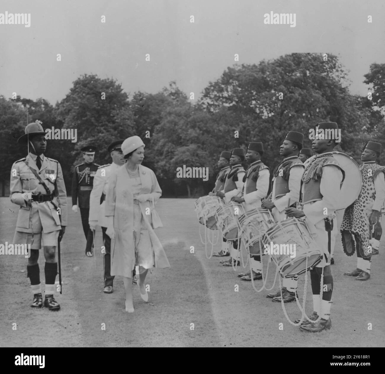 QUEEN ELIZABETH II BANDSMEN QUEENS OWN REGIMENT - INSPECTION NIGERIA 29 ...