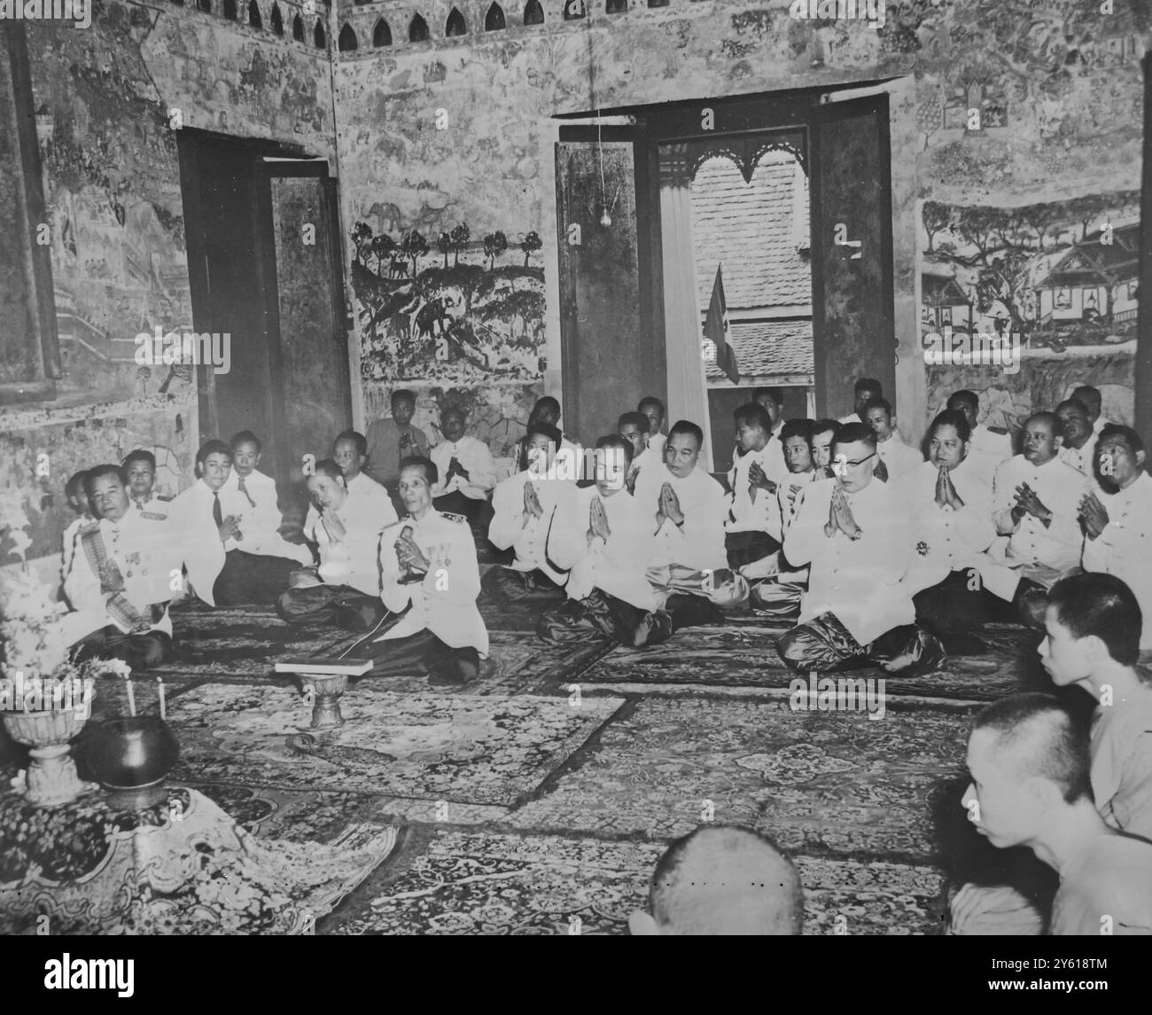 GOVERNMENT CABINET MEMBERS TAKING OATH OF ALLEGIANCE 30 JUNE 1960 Stock ...