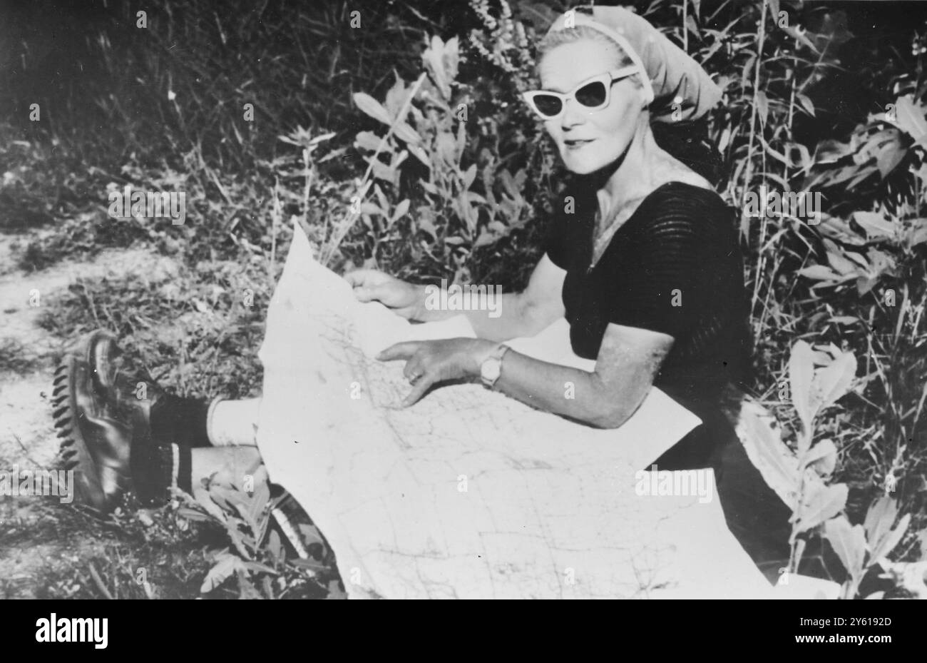 WALKING MOORE BARBARA STUDIES MAP DURING WALK ACROSS USA 27 JUNE 1960 ...