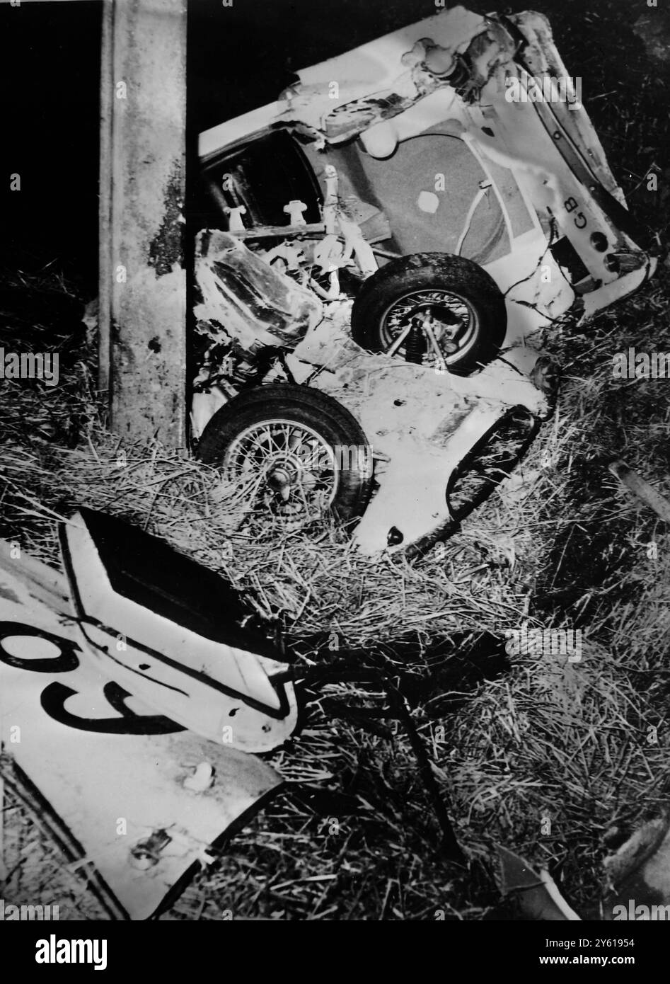 MOTOR CRASH SIEFF LOTUS WRECK LE MANS 24 JUNE 1960 Stock Photo - Alamy