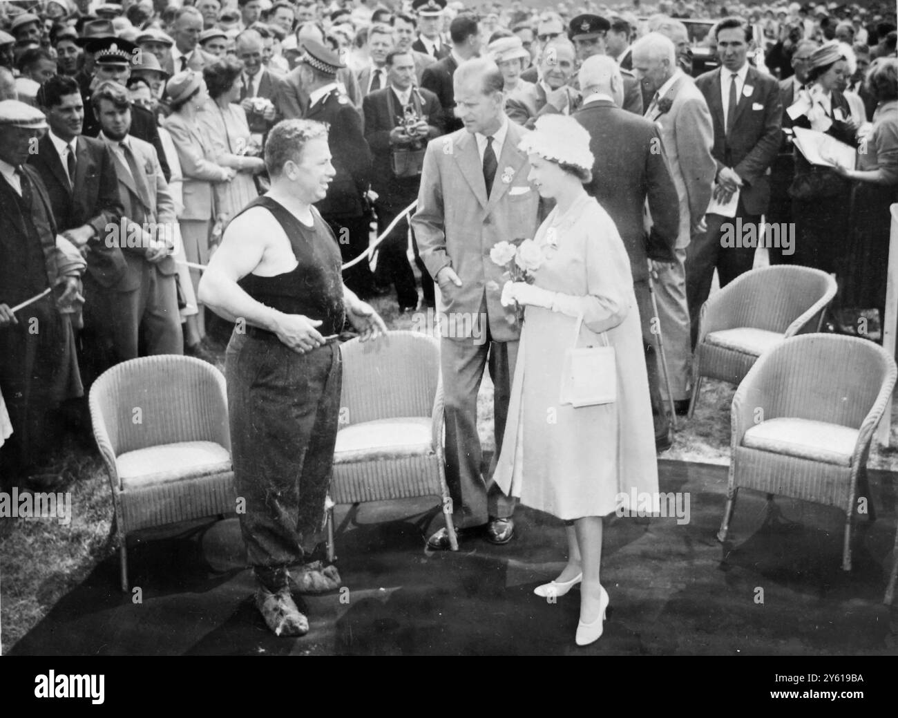 QUEEN ELIZABETH II SHEEP SHEARER ROYAL HIGHLAND SHOW SCOTLAND 23 JUNE ...