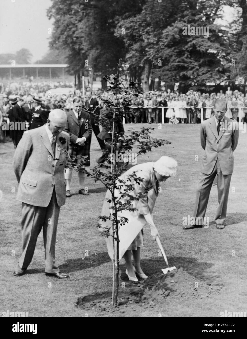 Queen elizabeth ii tree planting Black and White Stock Photos & Images ...
