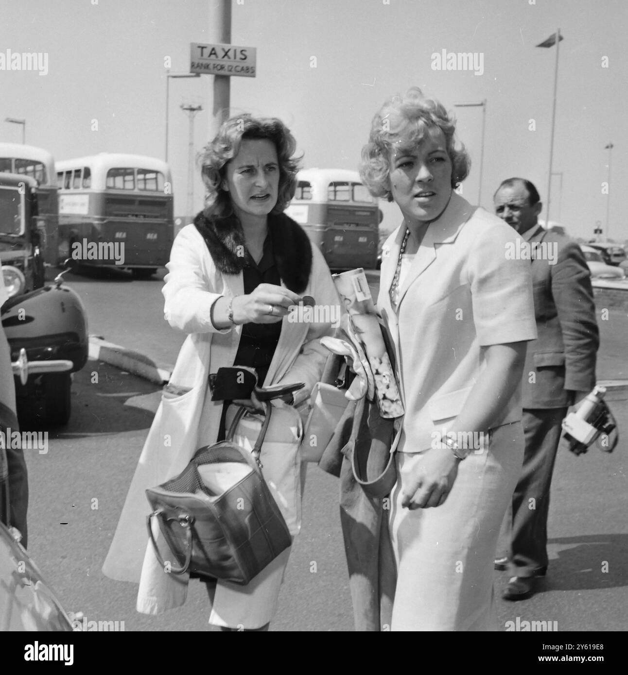PAT MOSS WITH ANN WISDOM AT THE AIRPORT / 20 JUNE 1960 Stock Photo - Alamy