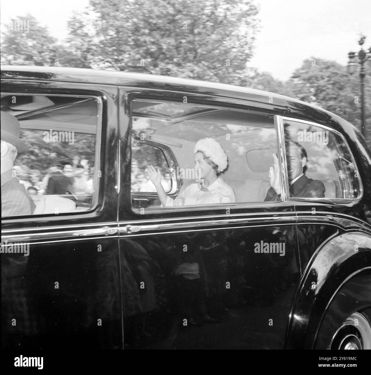 PRINCESS MARGARET WAVES AT WATERLOO STATION LONDON 18 JUNE 1960 Stock ...