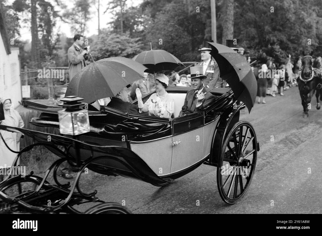 HORSE RACING ROYAL ASCOT QUEEN ELIZABETH II & PRINCE PHILIP ARRIVE IN OPEN LANDAU HOLDING ...