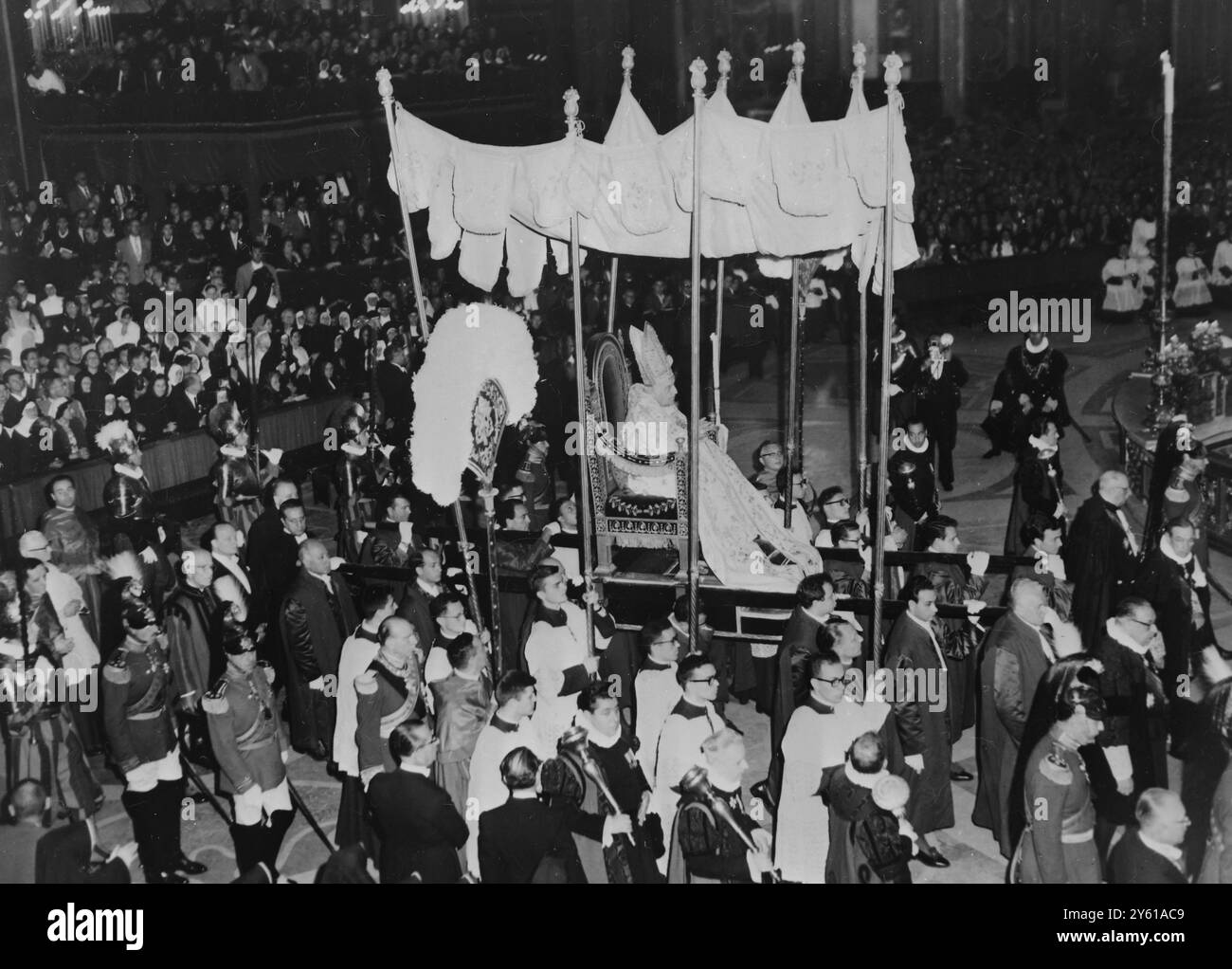 POPE JOHN XXIII CHAIR CARRIED IN ROME - 13 JUNE 1960 Stock Photo - Alamy