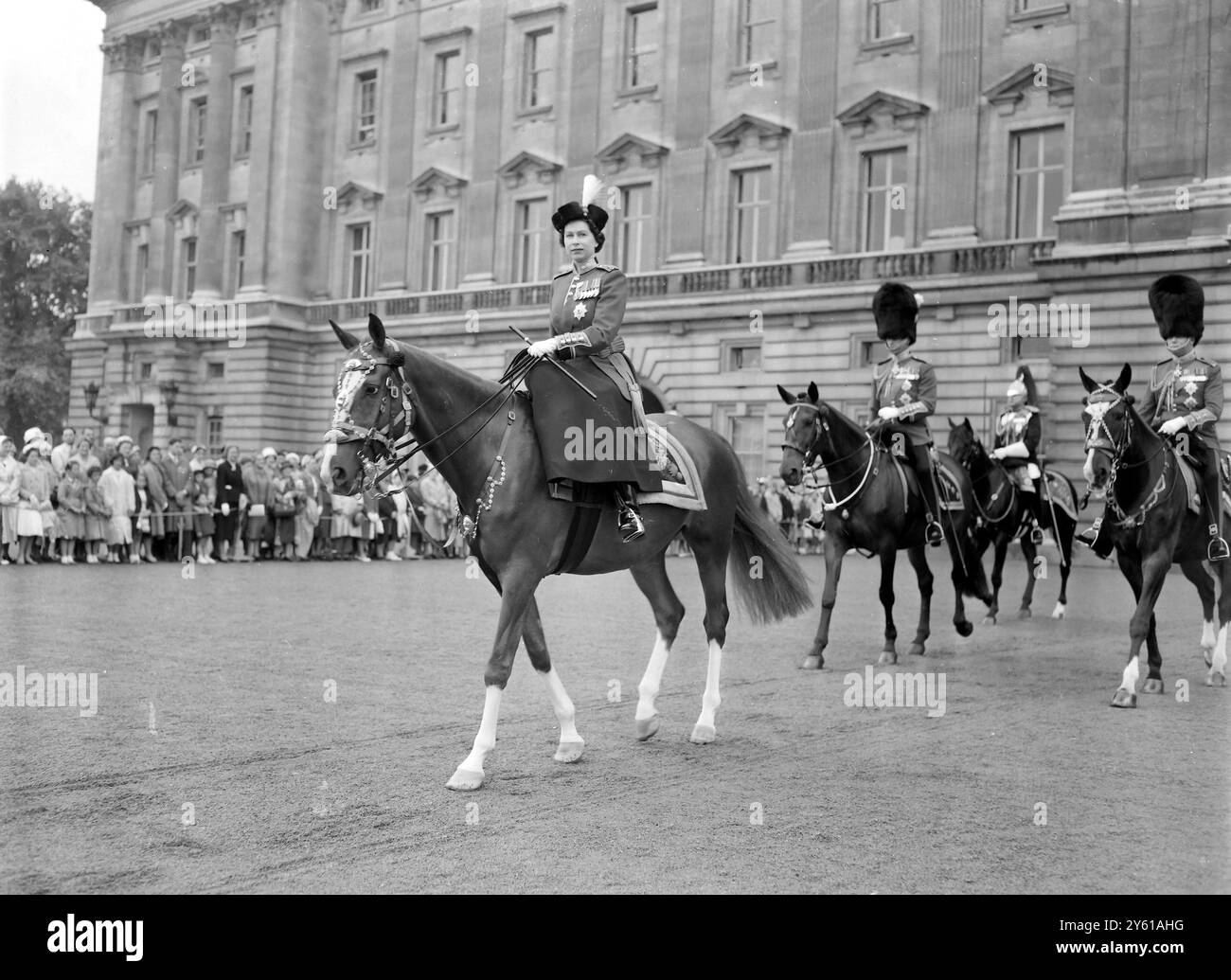 Queen elizabeth ii out riding hi-res stock photography and images - Alamy