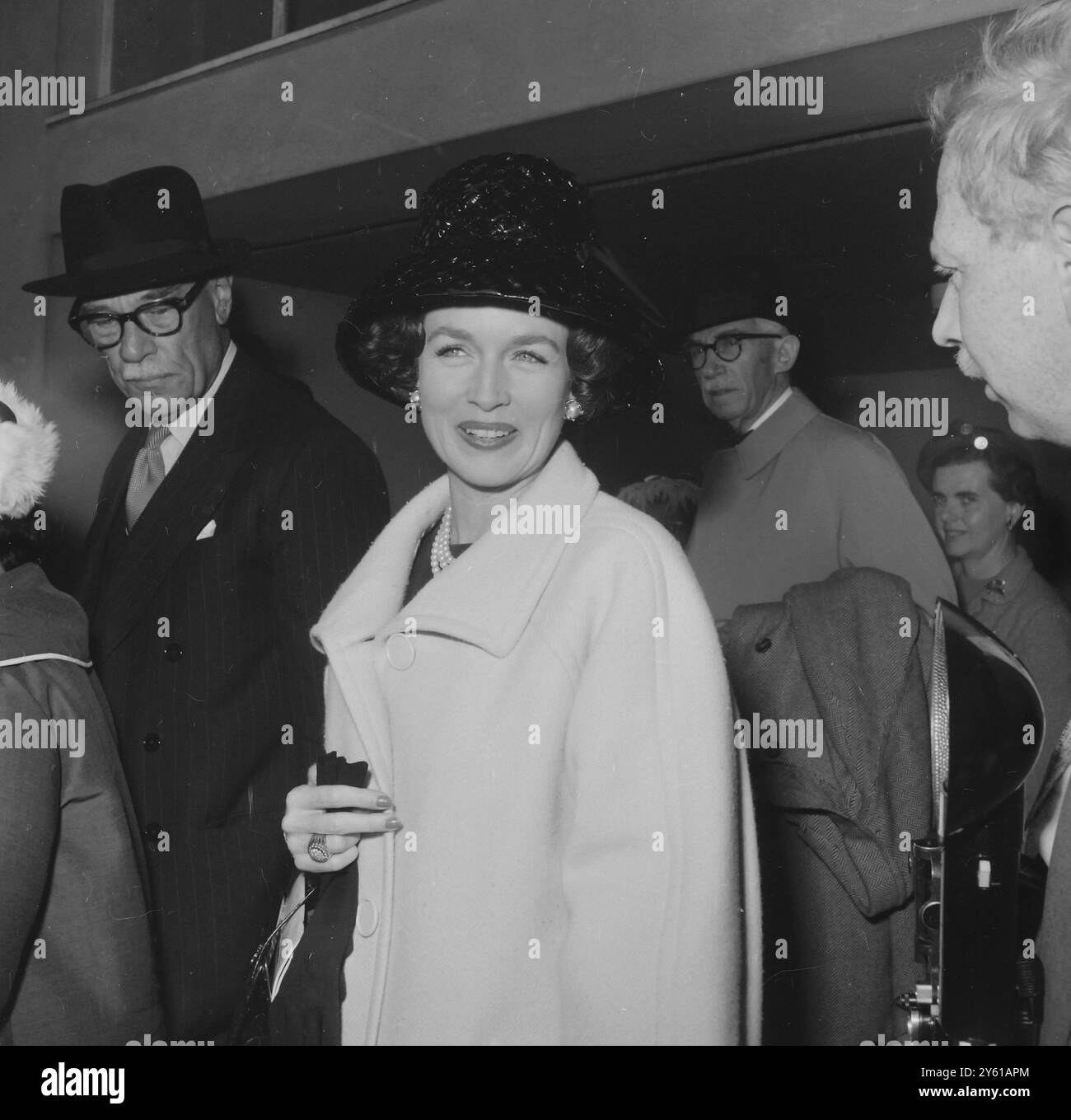 LADY BEATTY AT LONDON AIRPORT / 9 JUNE 1960 Stock Photo - Alamy
