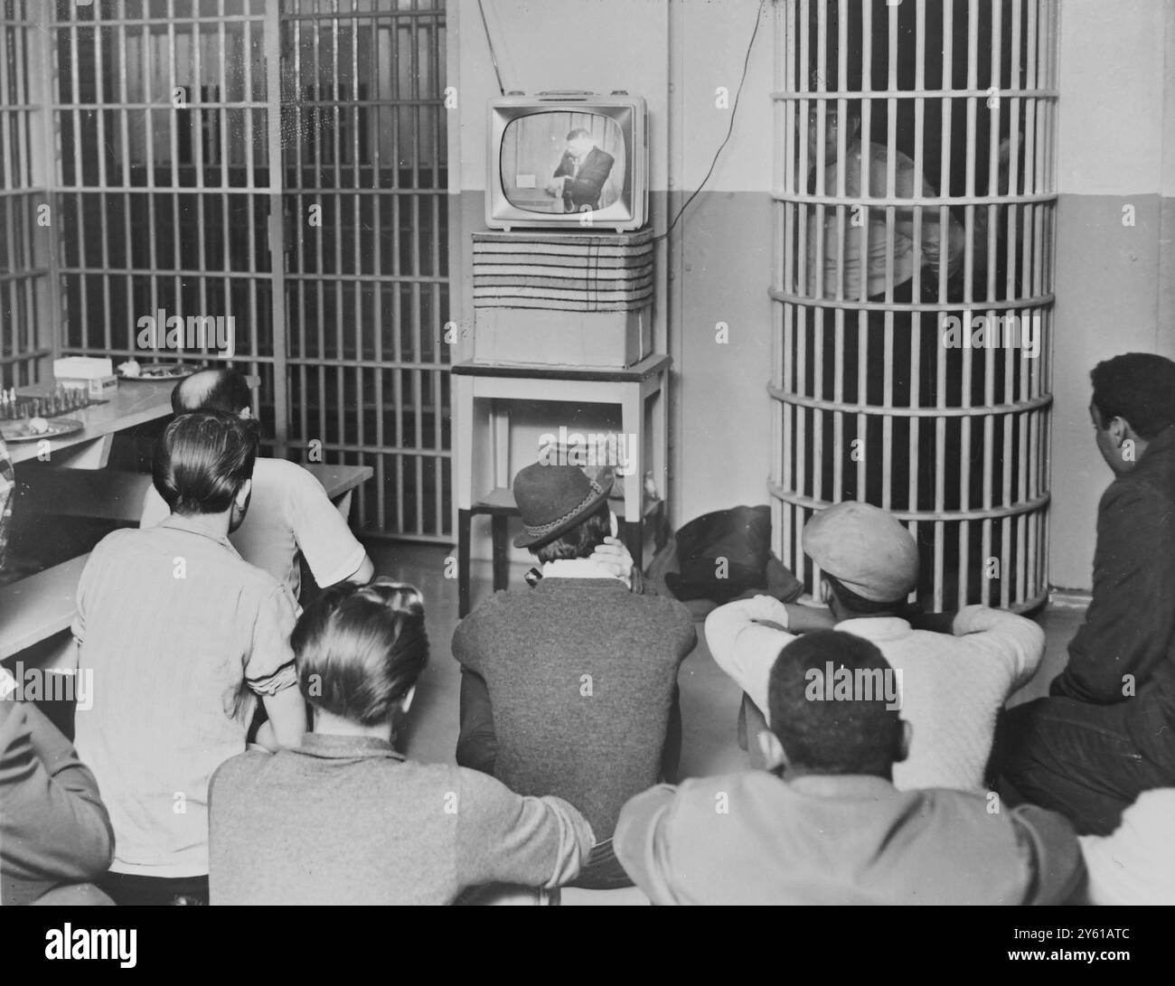 LAW & ORDER TELEVISION WATCHING AT COOK COUNTY JAIL 10 JUNE 1960 Stock ...