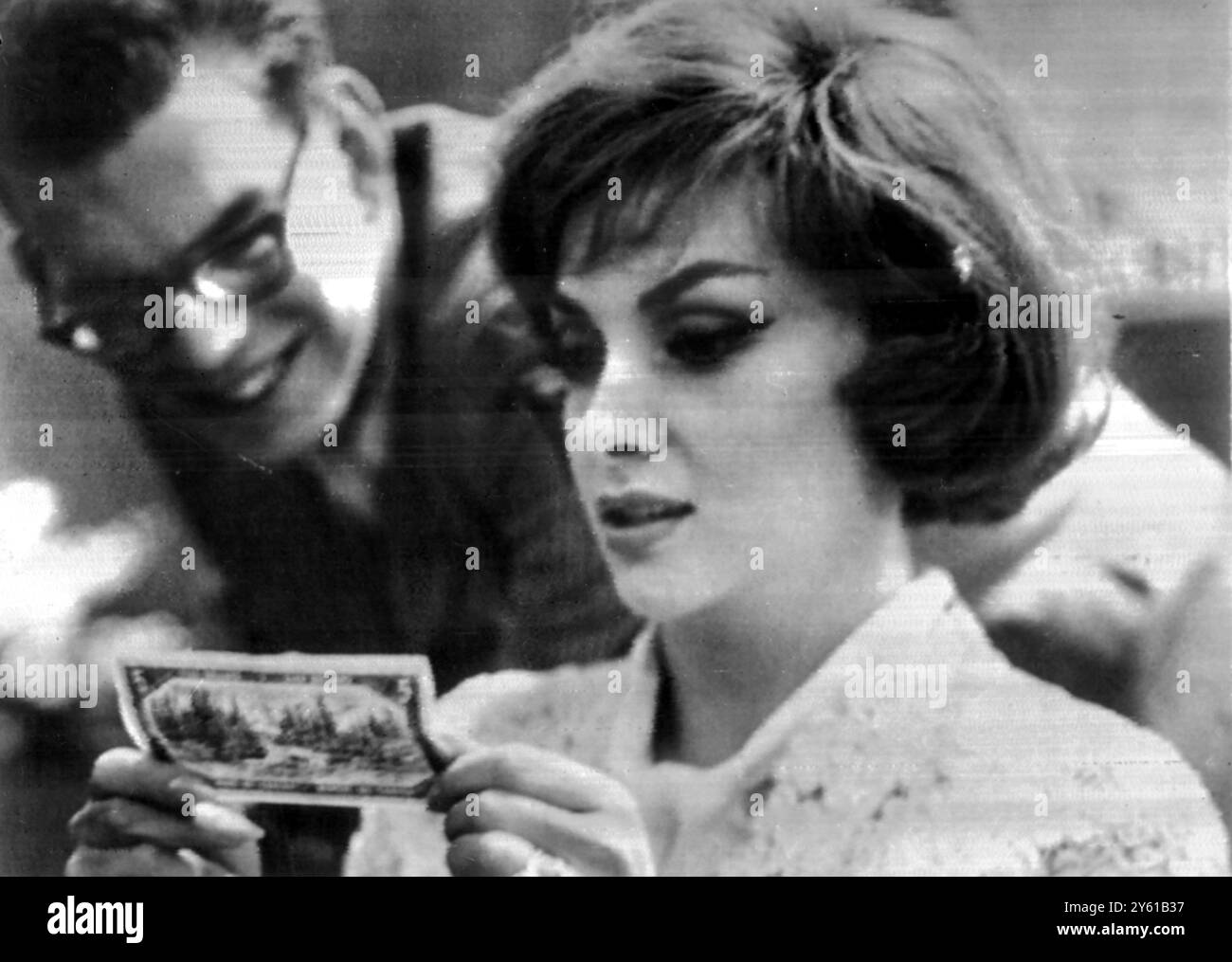 LOLLOBRIGIDA G SIGNS FIVE DOLLAR BILL / 8 JUNE 1960 Stock Photo - Alamy