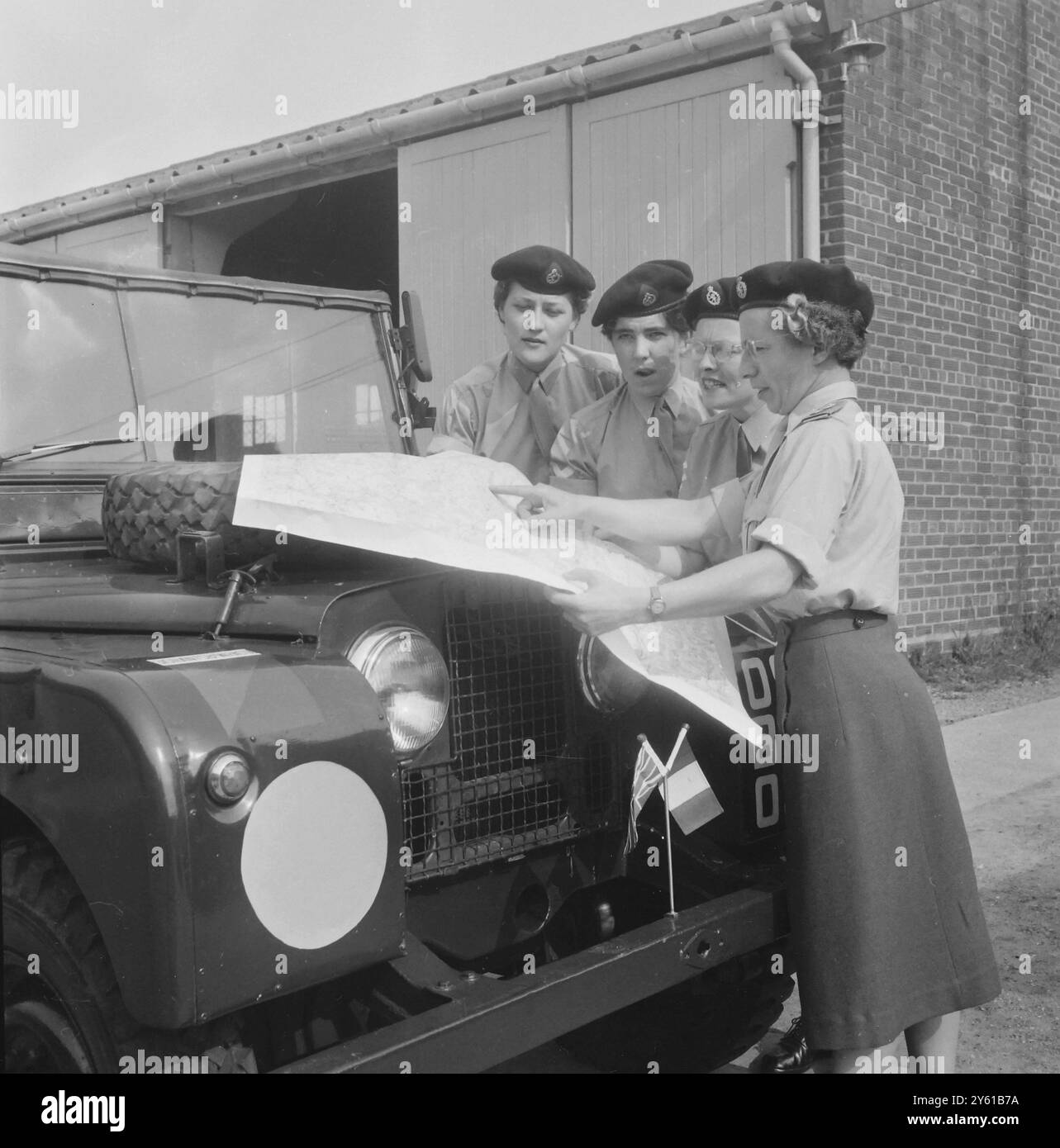BRITISH ARMY WRAC LEAVING FOR TRAINING IN FRANCE 4 JUNE 1960 Stock ...
