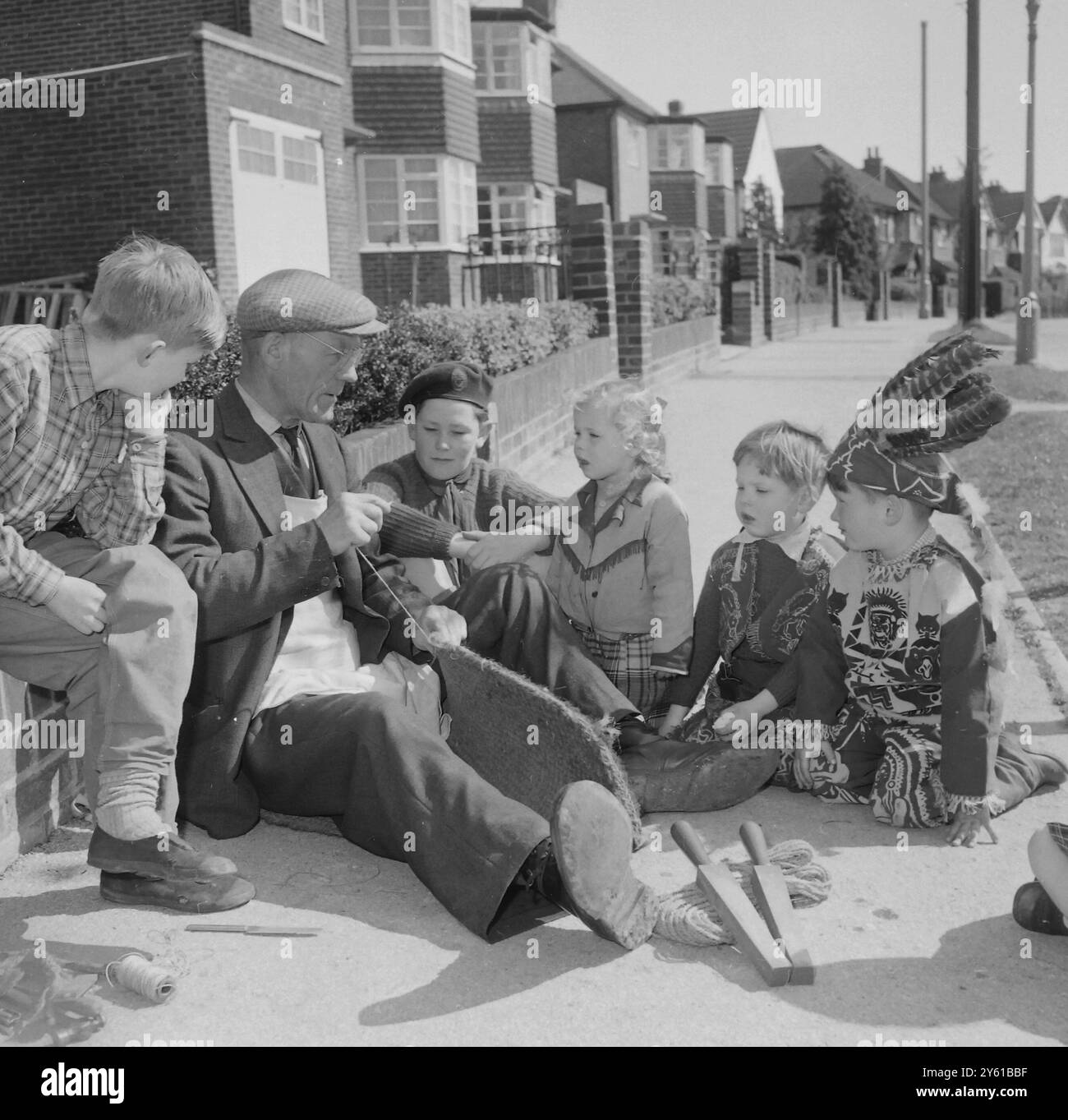 CHILDREN CHILDREN WATCH ODD JOB MAN 3 JUNE 1960 Stock Photo - Alamy