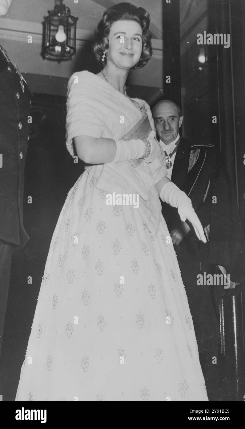PRINCESS ALEXANDRA BEFORE A OFFICIAL DINNER IN GLASGOW 2 JUNE 1960 ...