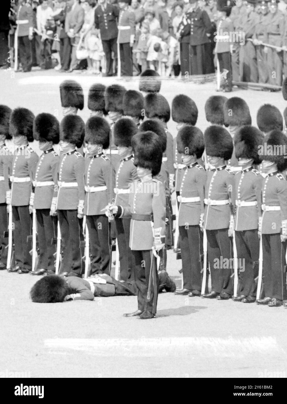 BRITISH ARMY GUARDS TROOPING COLOUR REHEASALS GUARDSMAN FAINTED 28 MAY ...