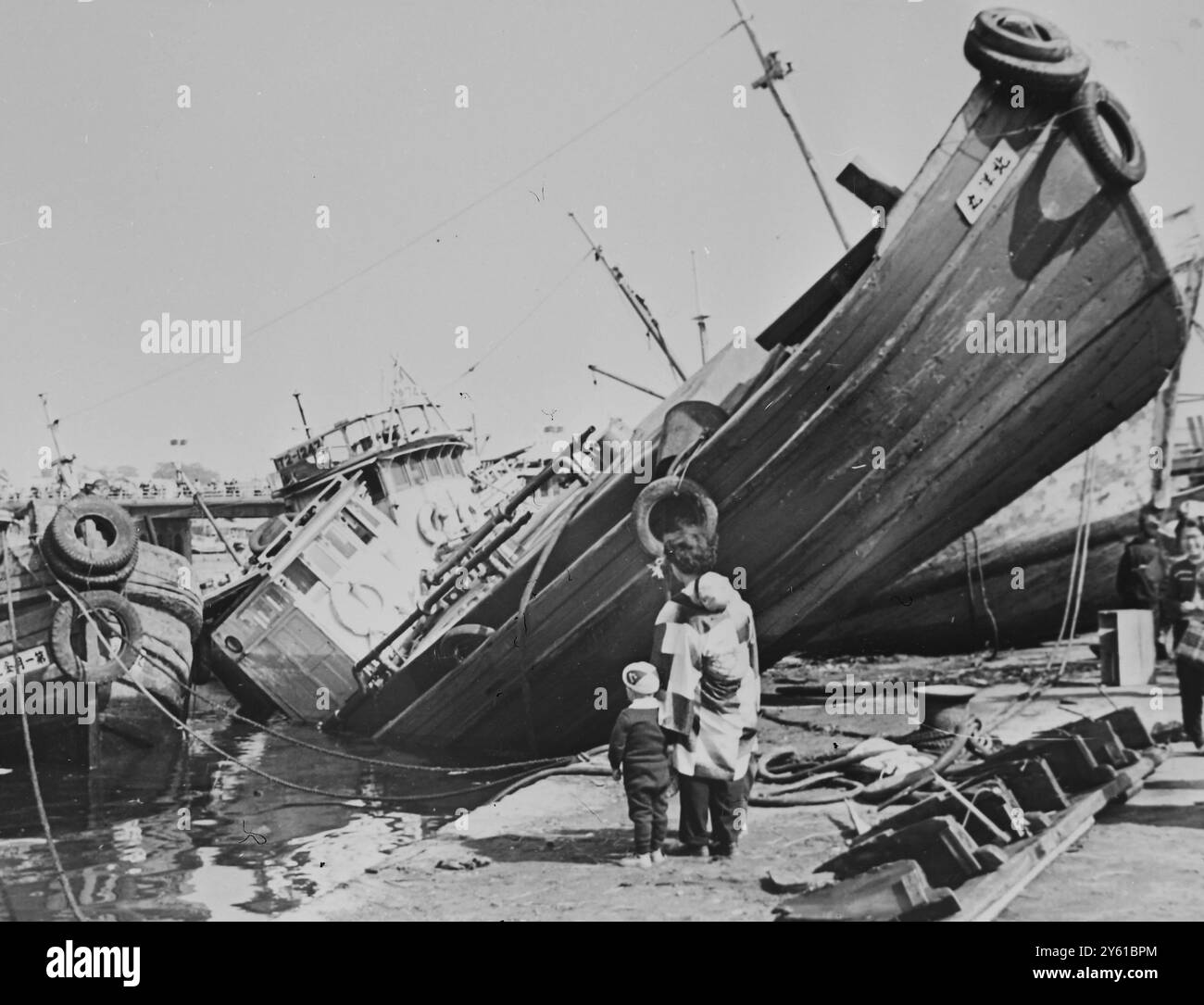 FLOODS WOMAN & KIDS LOOK AT BOAT AFTER TIDAL WAVE HACHINCHE 30 MAY 1960 ...