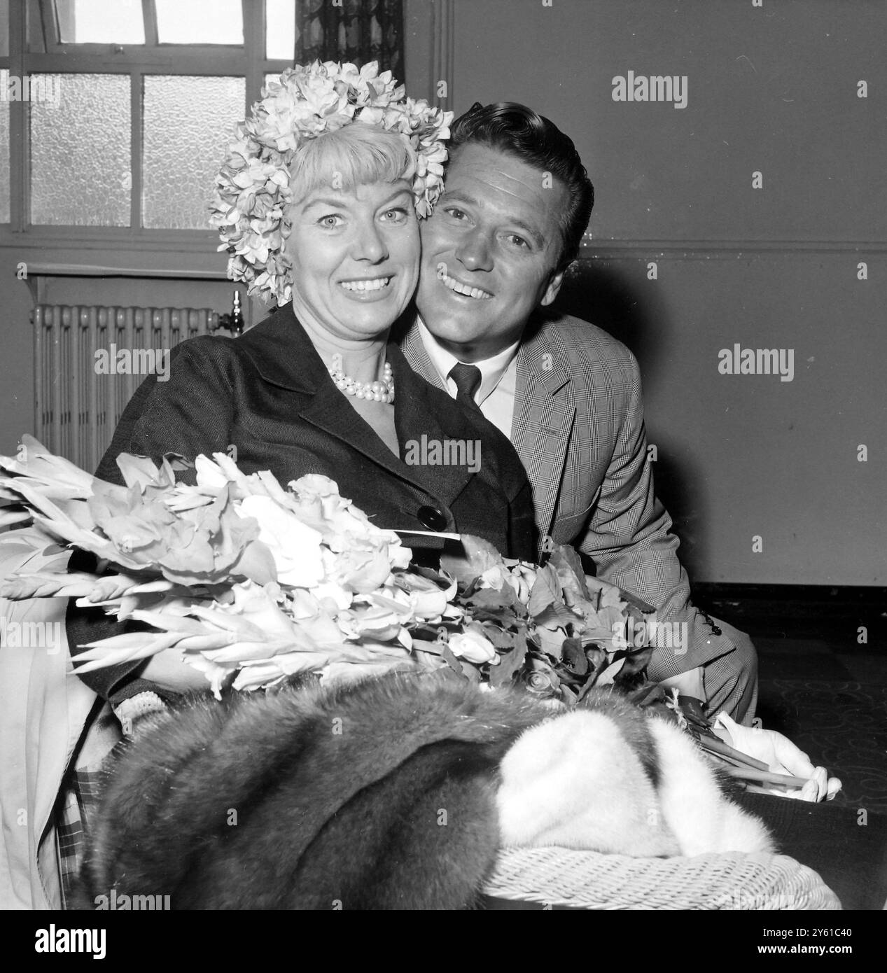 MACRAE GORDON WIFE SHIRLEY LONDON AIRPORT / 25 MAY 1960 Stock Photo - Alamy
