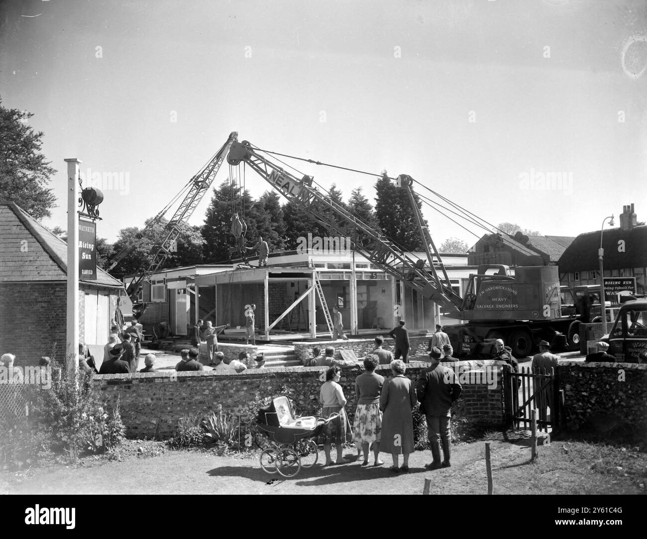 PUBLIC HOUSE CLANFIELD HAMPSHIRE BUILT IN 1 DAY 24 MAY 1960 Stock Photo ...