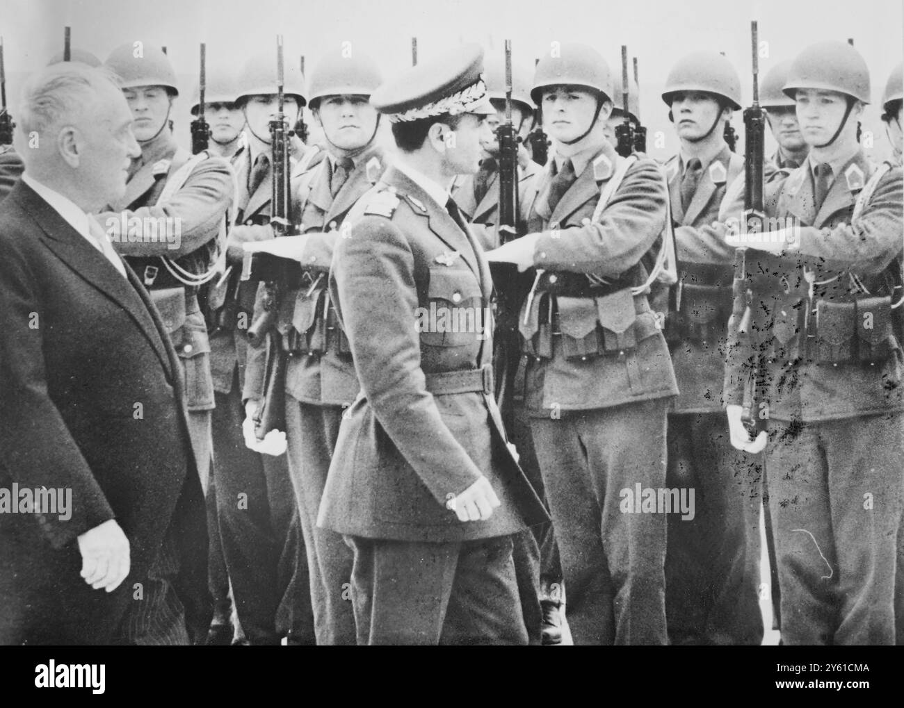 THE SHAH OF PERSIA WITH ADOLF SCHAERF IN VIENNA 17 MAY 1960 Stock Photo ...
