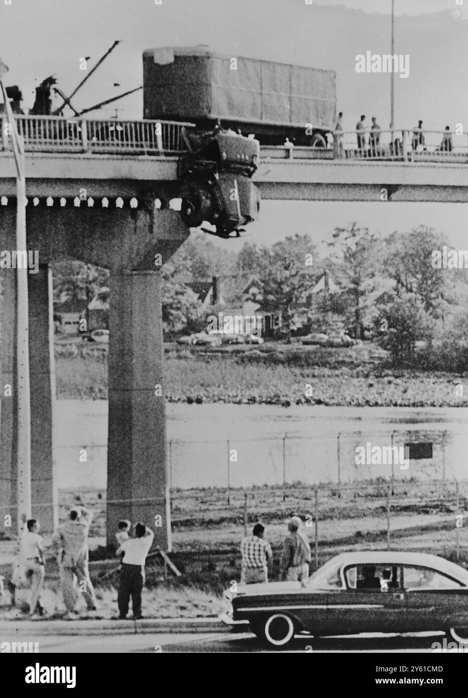 ACCIDENTS LORRY CRASH THROUGH BRIDGE RAILINGS DELAWARE 18 MAY 1960 ...