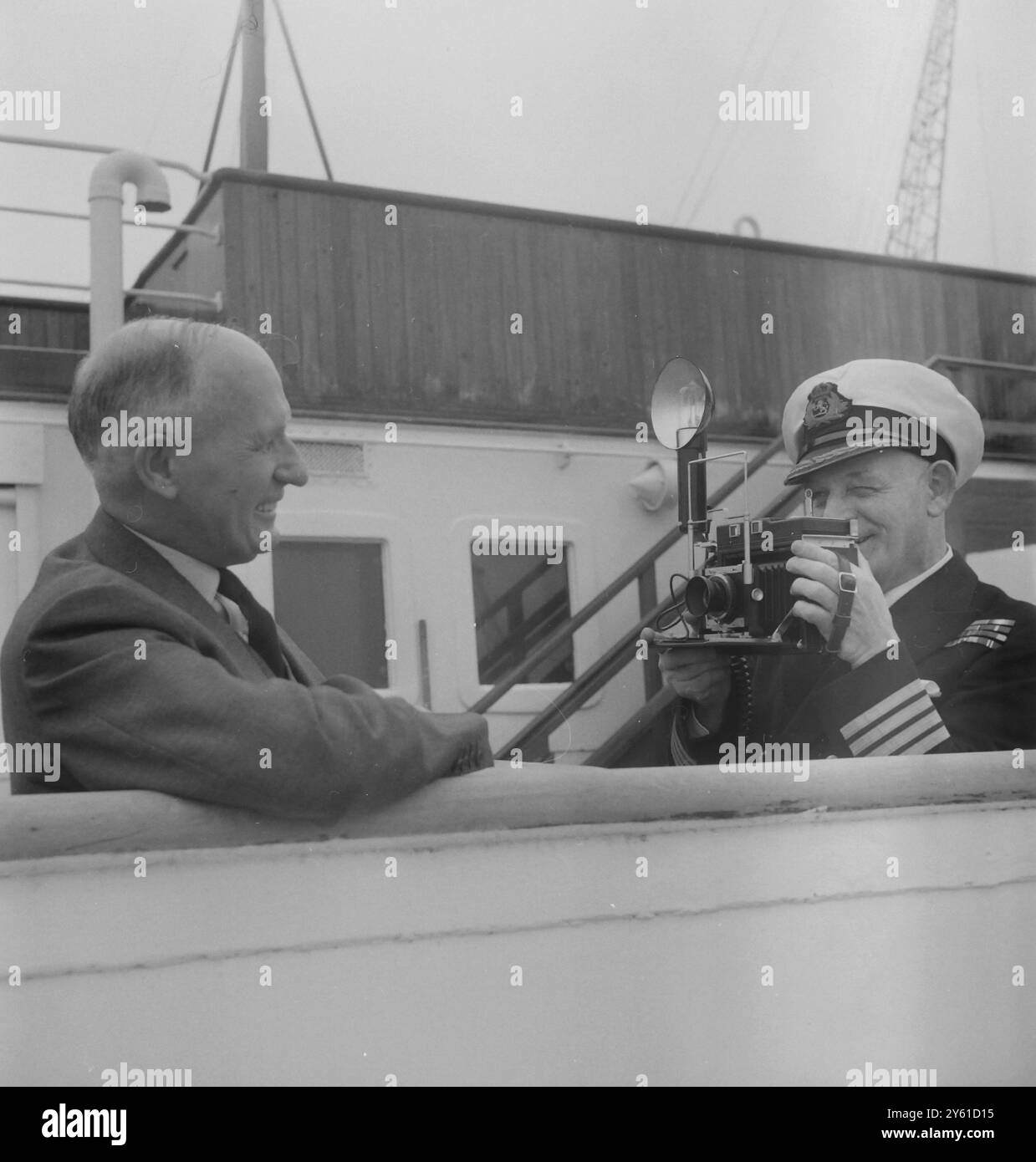 FASTER ALEX CAPT QUEEN ELIZ LINER / 17 MAY 1960 Stock Photo - Alamy
