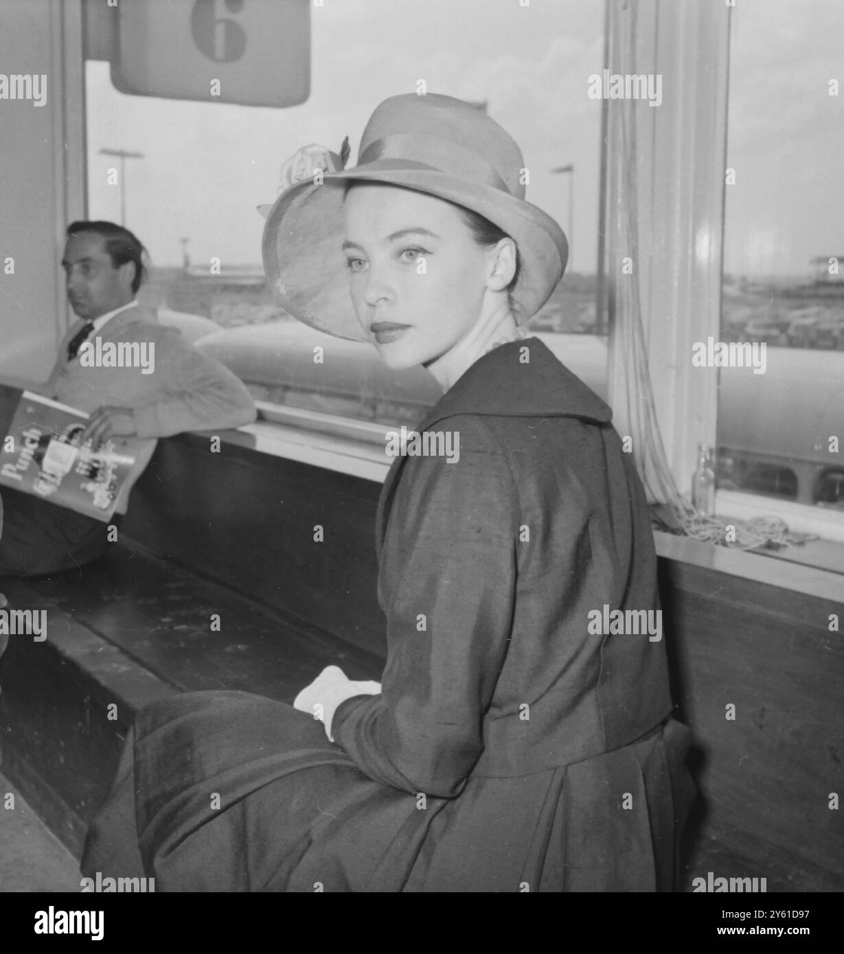 ACTRESS LESLIE CARON AT LONDON AIRPORT/ 14 MAY 1960 Stock Photo - Alamy