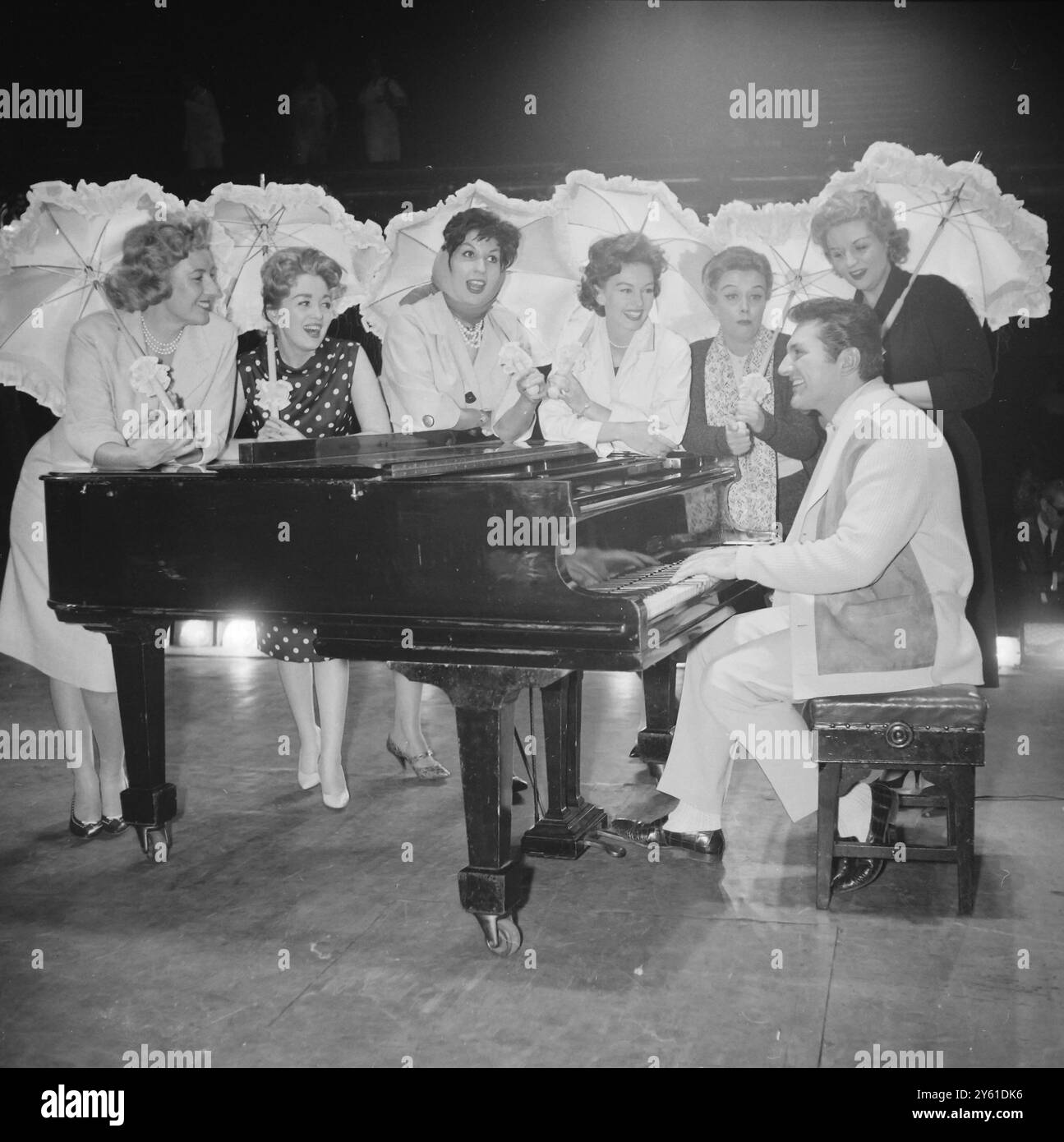 PIANIST LIBERACE REHEARSING WITH SINGERS VERA LYNN, MARION RYAN, ALMA ...