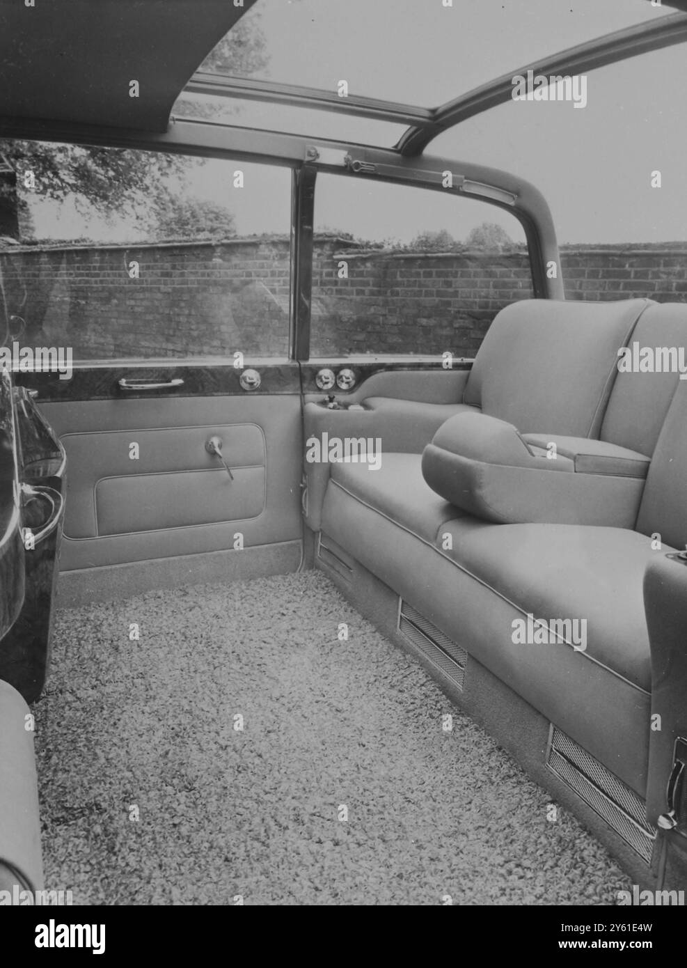 NEW ROYAL CAR - A ROLLS ROYCE LIMOUSINE FOR THE QUEEN 10 MAY 1960 Stock ...