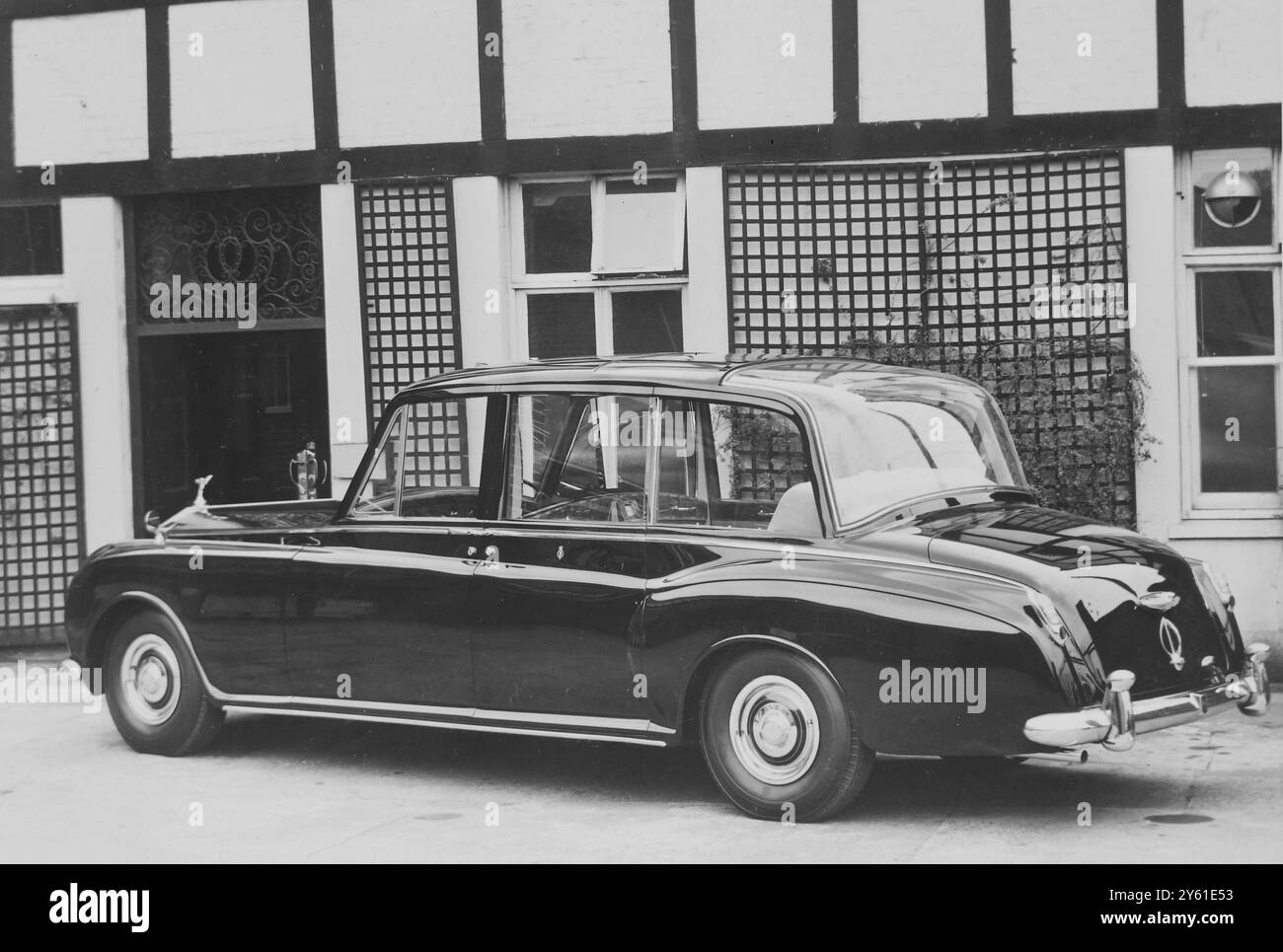 NEW ROYAL CAR - A ROLLS ROYCE LIMOUSINE 10 MAY 1960 Stock Photo - Alamy