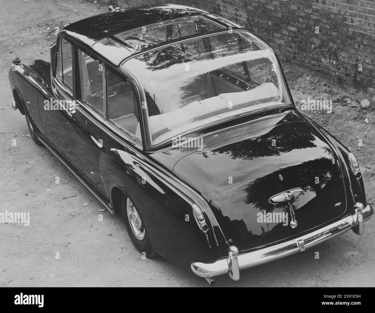 NEW ROYAL CAR - A ROLLS ROYCE LIMOUSINE 10 MAY 1960 Stock Photo - Alamy