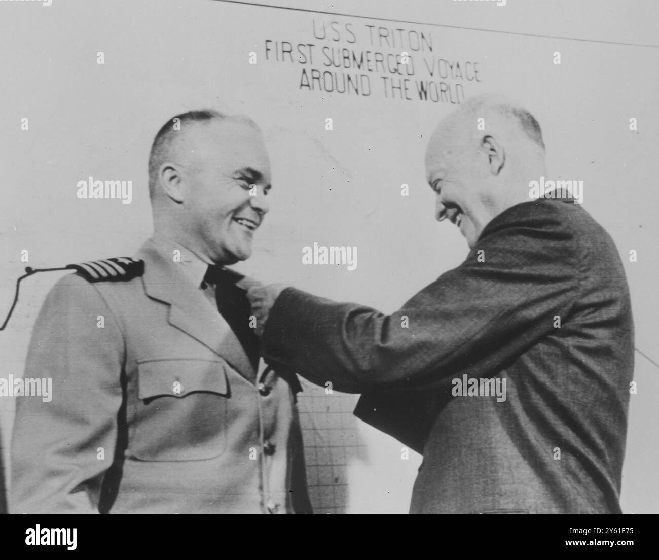 PRESIDENT EISENHOWER WITH CAPTAIN EDWARD BEACH - COMMANDER OF NUCLEAR ...