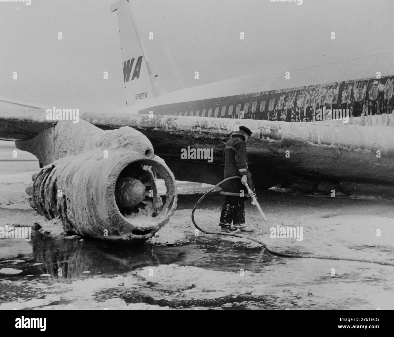 AVIATION BOEING 707 CRASH BURNT OUT ENGINE 10 MAY 1960 Stock Photo - Alamy