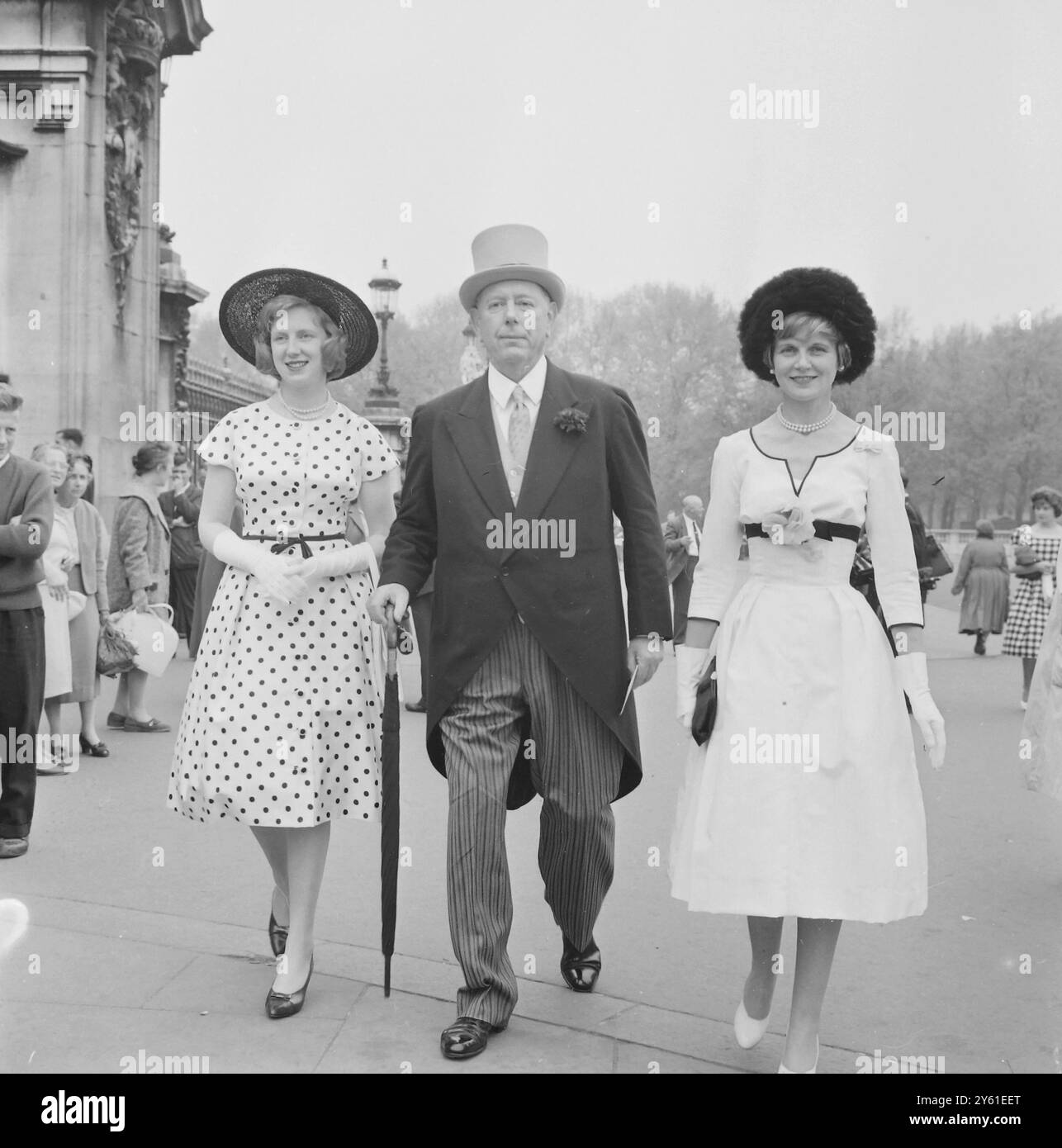 LADY LOWSON WITH HUSBAND DENYS AND DAUGHTER MELANIE AT QUEEN'S GARDEN ...