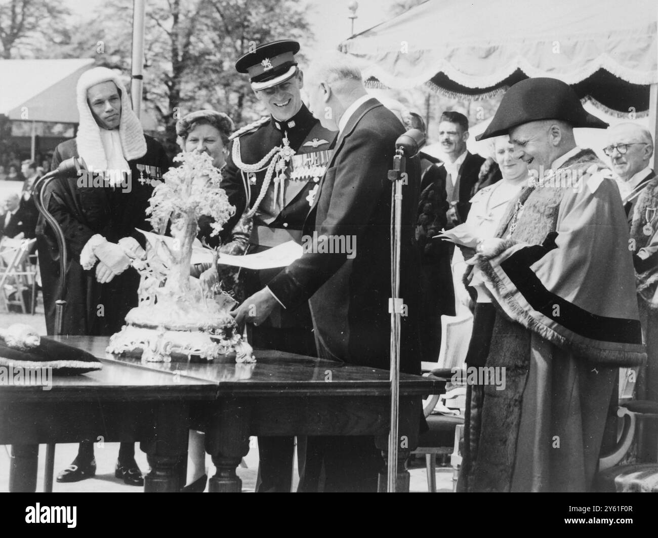 BRITISH ARMY DUKE EDINBURGH ROYAL PRINCE PHILIP RECEIVES FREEDOM 7 MAY ...