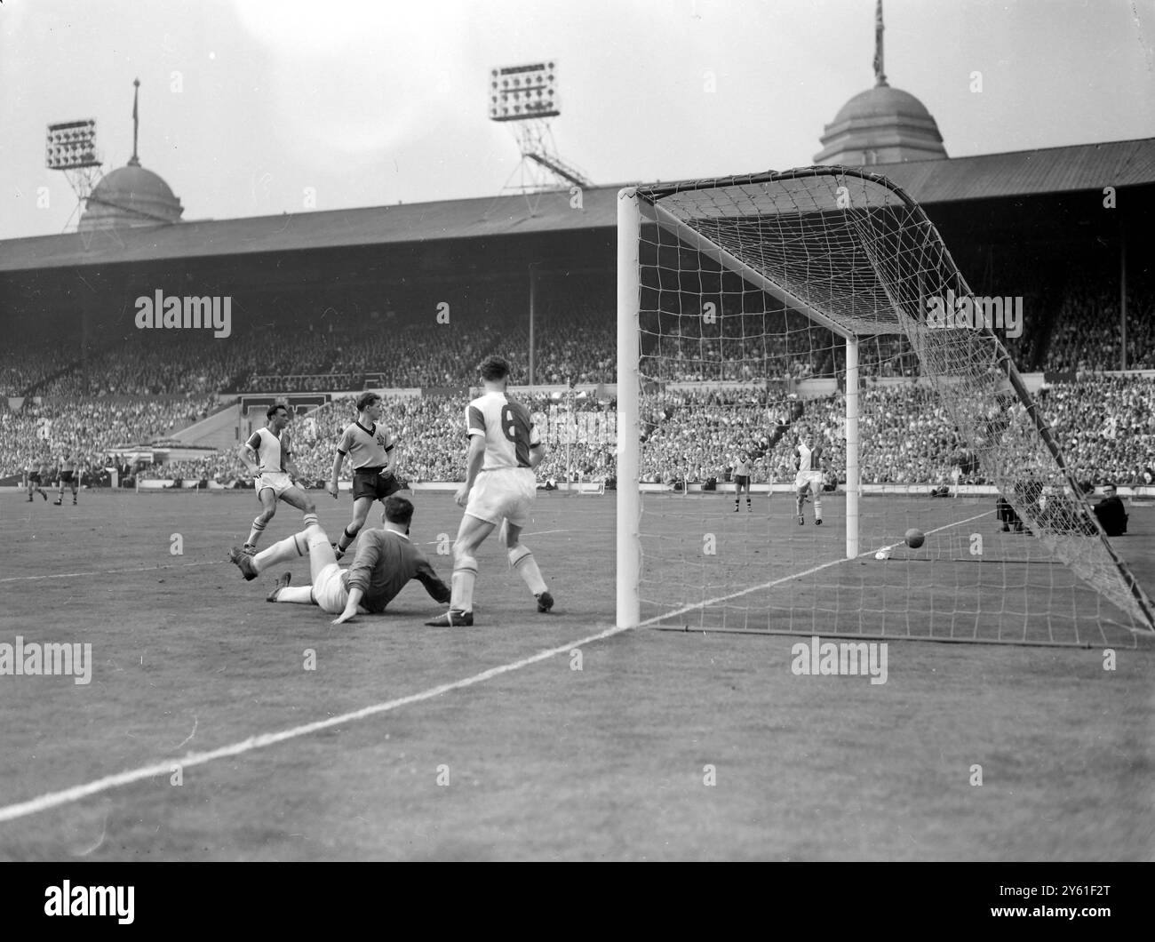 BLACKBURN ROVERS GOALKEEPER H LEYLAND AT WEMBLEY STADIUM 7 MAY 1960 ...