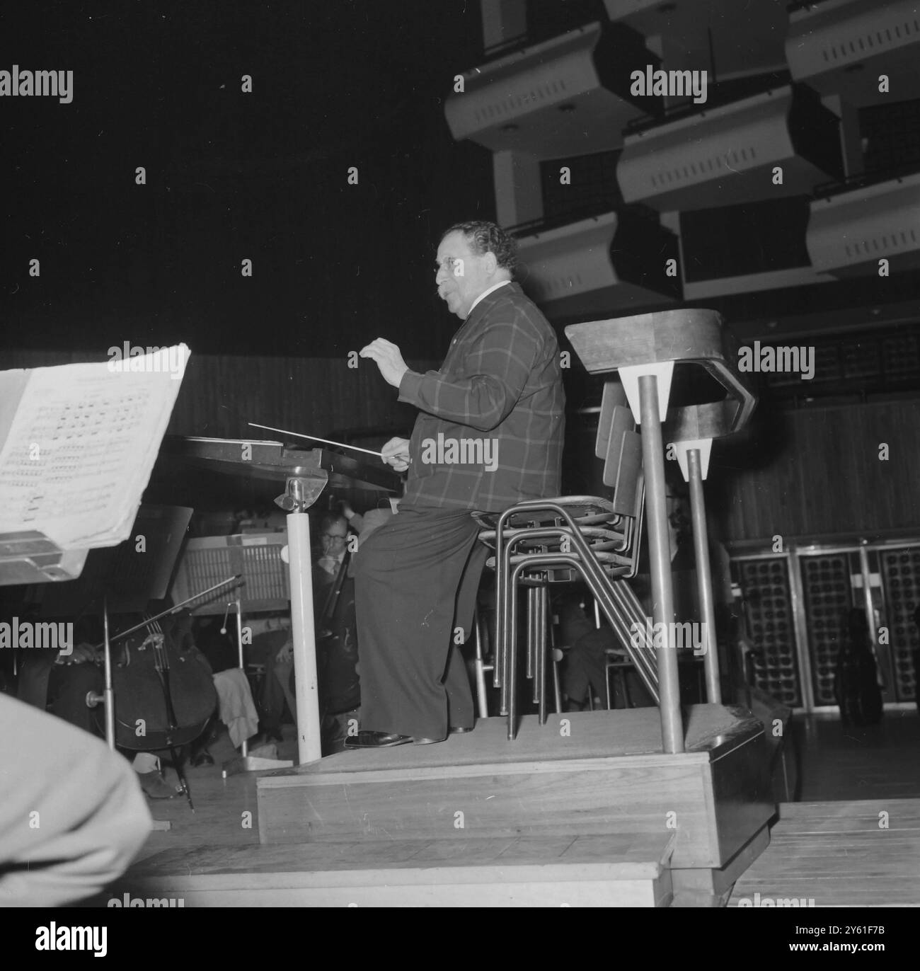 MUSIC PIERRE MONTEUX CONDUCTING 3 MAY 1960 Stock Photo - Alamy