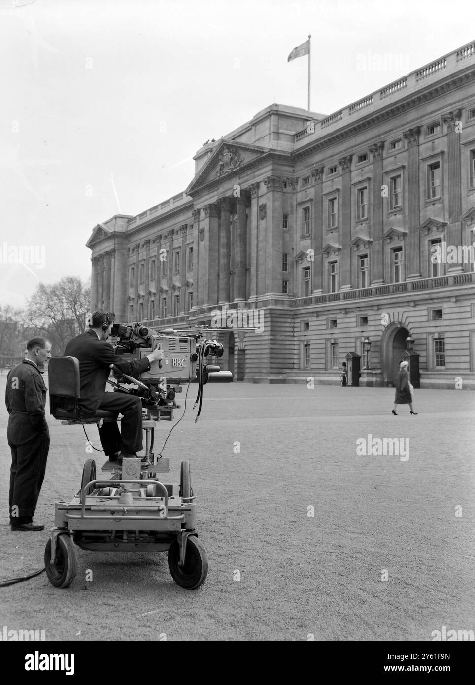 BUCKINGHAM PALACE BBC TV CAMERA AT THE PALACE LONDON 4 MAY 1960 Stock ...